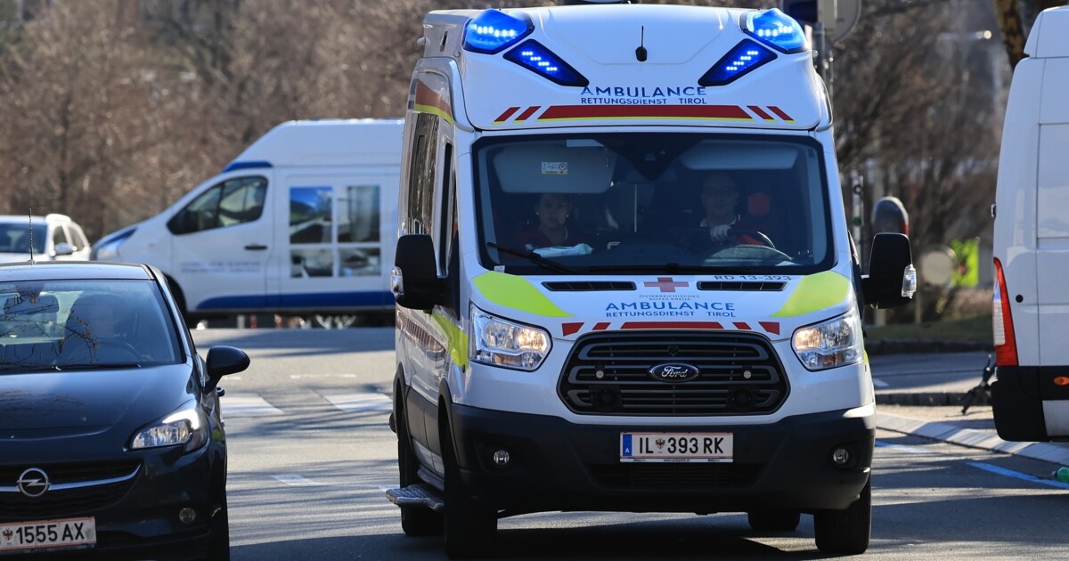 Kollidiert mit Lkw - Fußgänger (65) auf Schutzweg angefahren – verletzt | krone.at