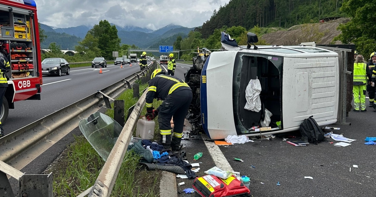 Hubschraubereinsatz - Lenker (55) nach Unfall auf A9 im Auto eingeklemmt | krone.at