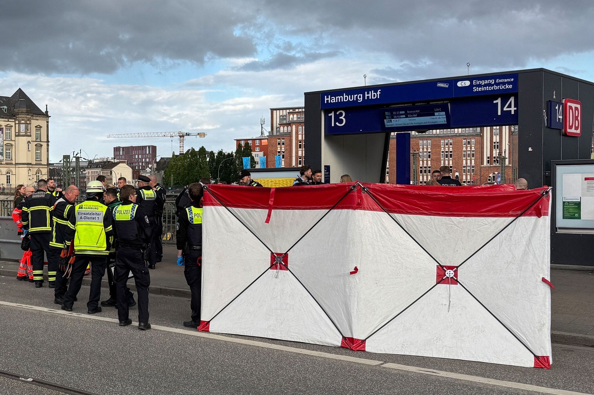 Dutzende Opfer - Hamburg: Frau (39) stach auf Zugreisende ein | krone.at