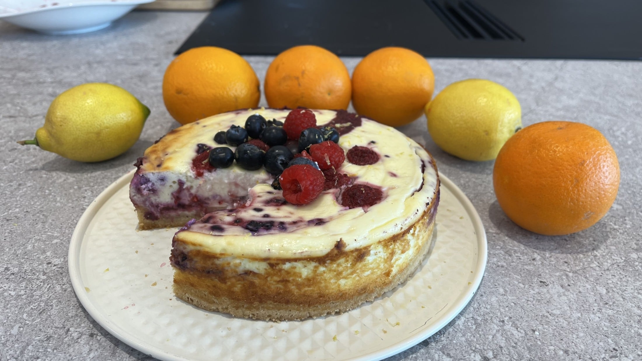 Rezept der Woche - Die beste Topfentorte mit „Himbeer -Swirl“ | krone.at