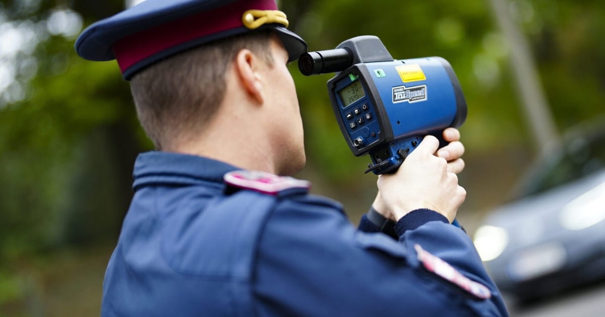 Hinter einer Scheune - Motorradraser „spielt“ Verstecken mit der ...