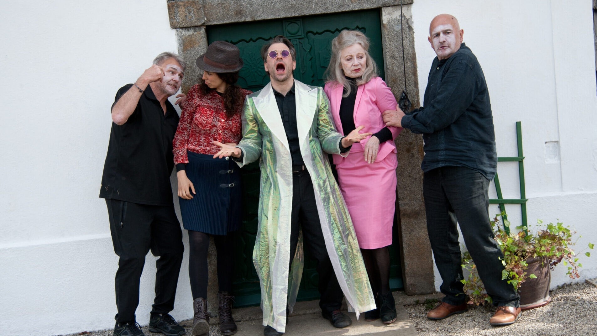 Theater Meggenhofen - Eine bitterböse Satire poltert am Bauernhof ...