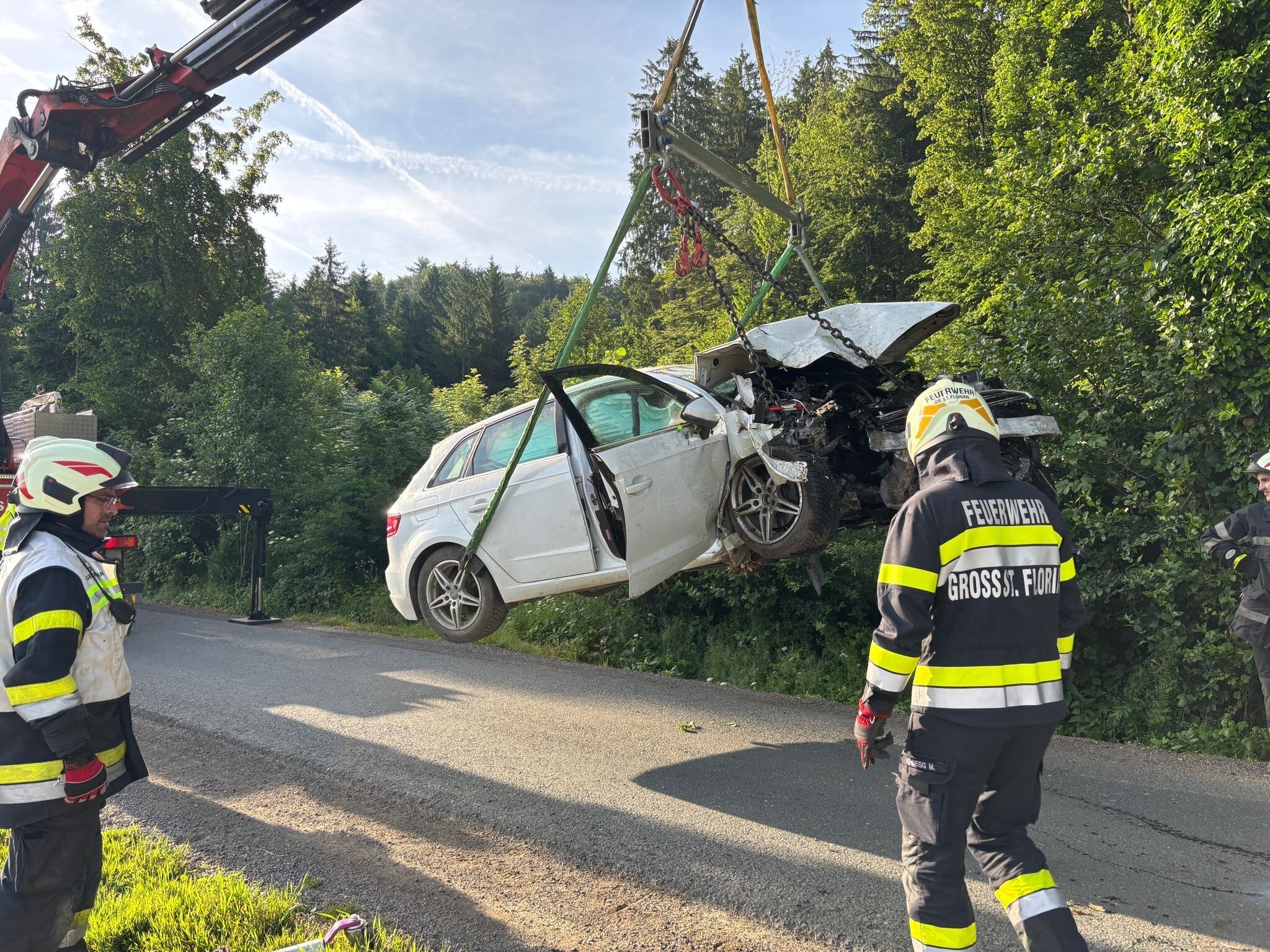 Holte selbst Hilfe - Steirischer Alkolenker (24) krachte gegen Baum | krone.at