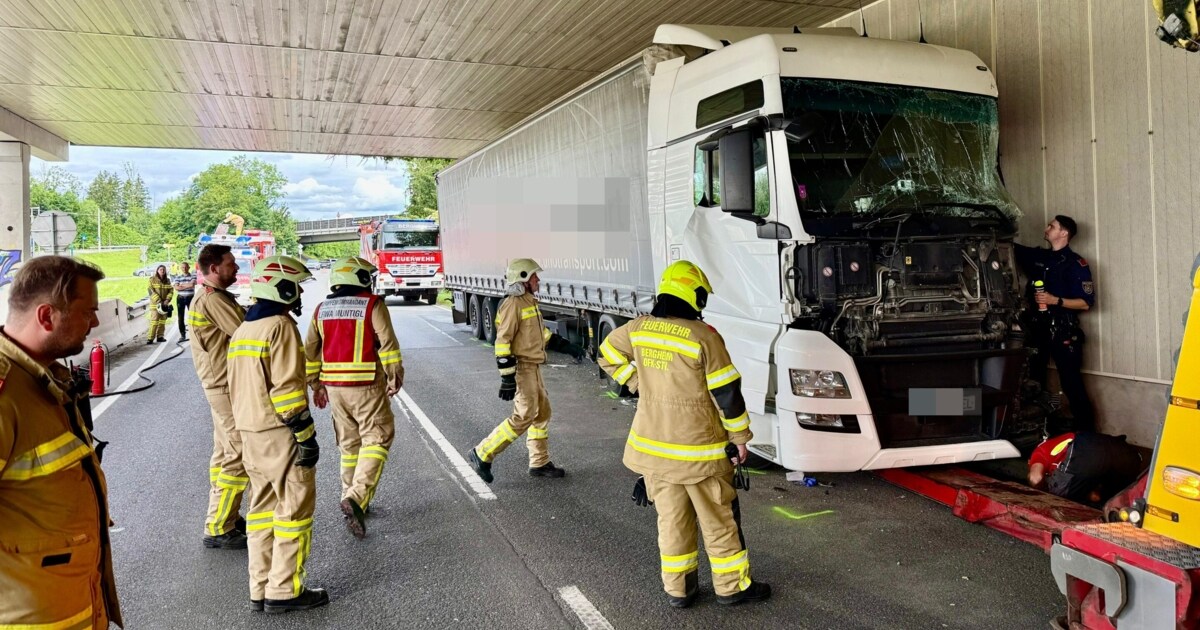 Aus Fahrzeug befreit - Lkw prallte gegen Tunnelwand – Lenker verletzt | krone.at