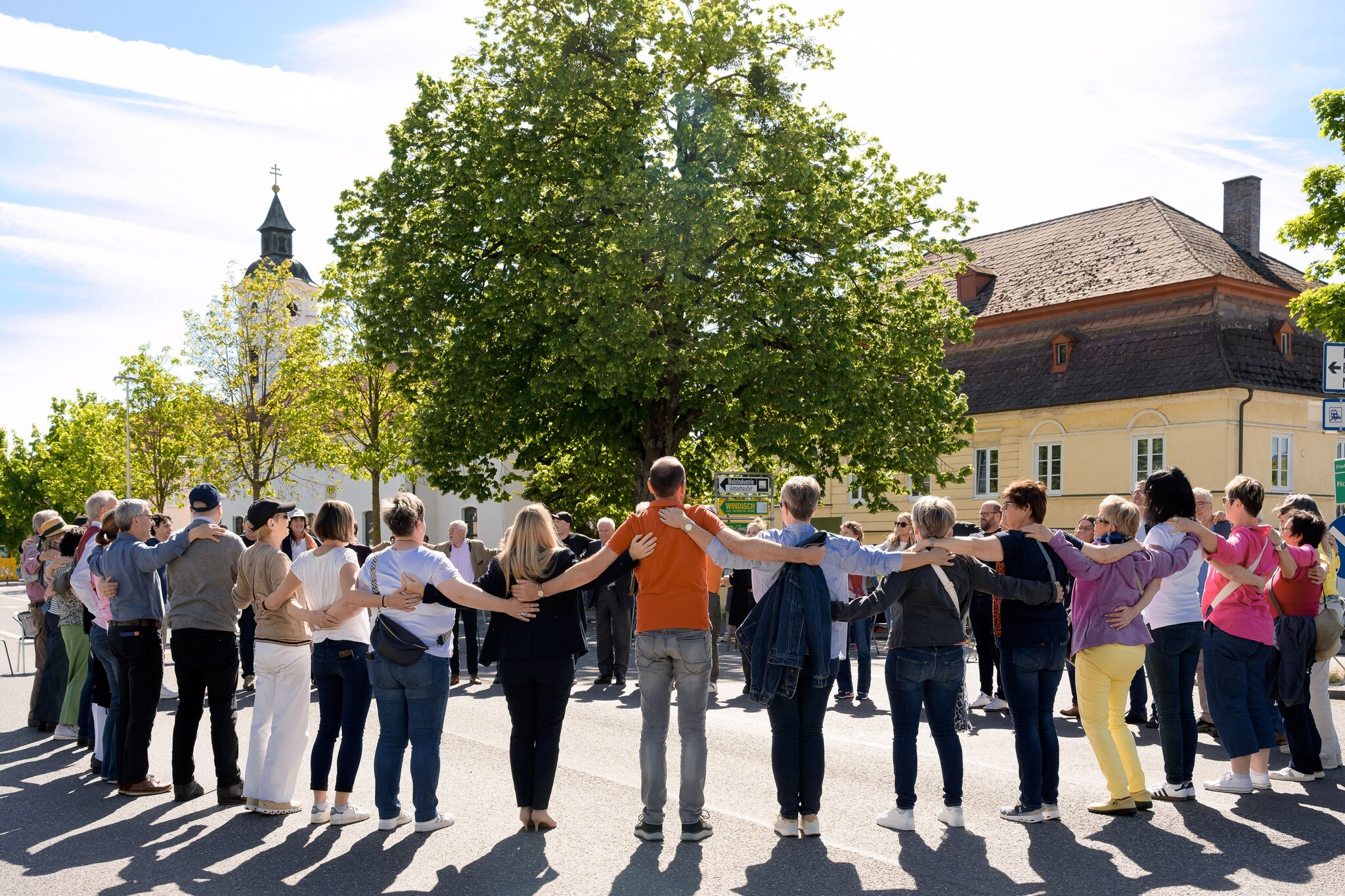 Generationen-Projekt - 80 Jahre danach: Handshake als Symbol des ...