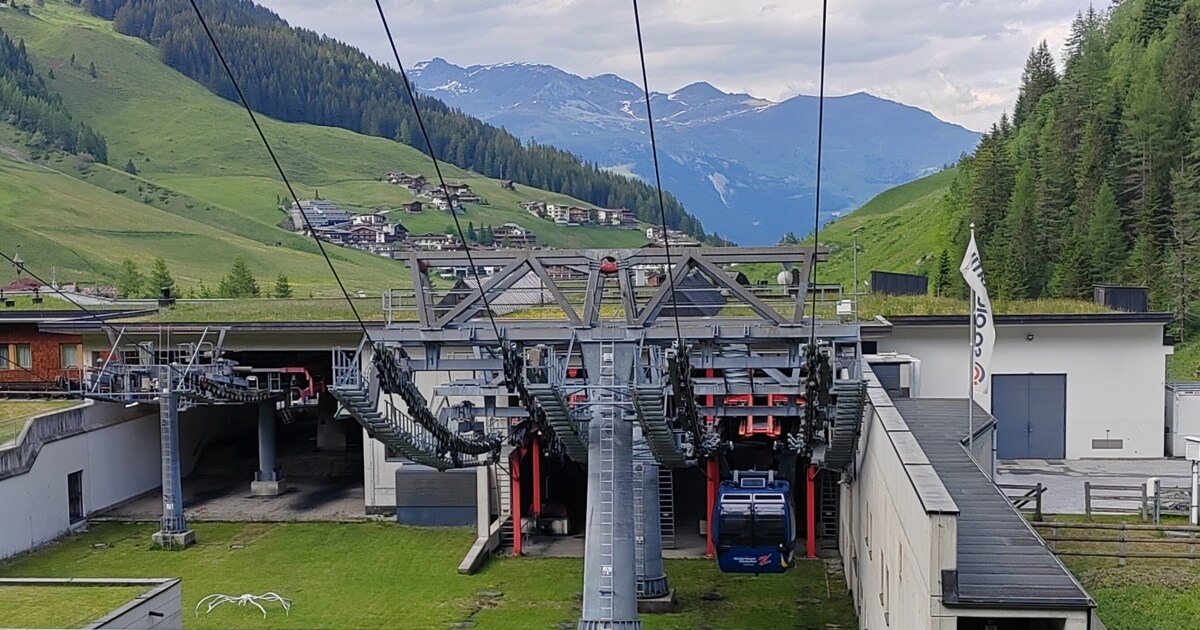 Hubschrauber-Einsatz - Mann (25) bei schwerem Unfall mit Kopf eingeklemmt | krone.at