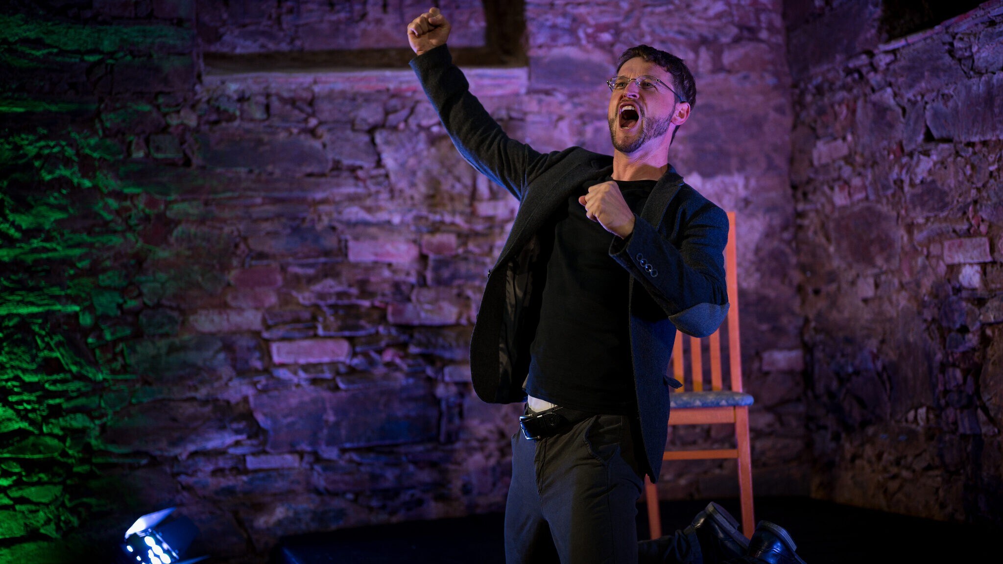 Bejubelte Premiere - Das verpfuschte Leben des Mesners Firlinger | krone.at