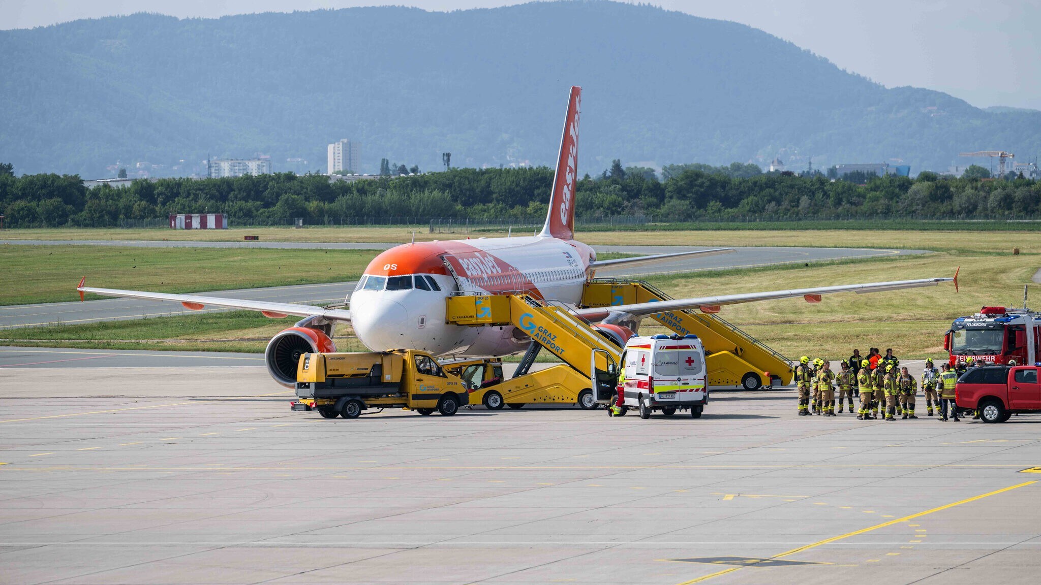 149 Personen an Bord - EasyJet-Flug: Rauch im Cockpit, Notlandung in ...