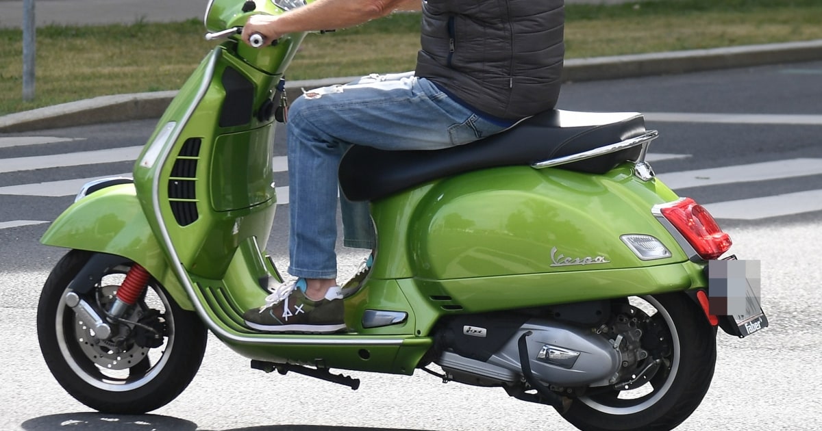 Auffahrunfall - Vespa-Lenkerin durchschlug mit Kopf Heckscheibe | krone.at