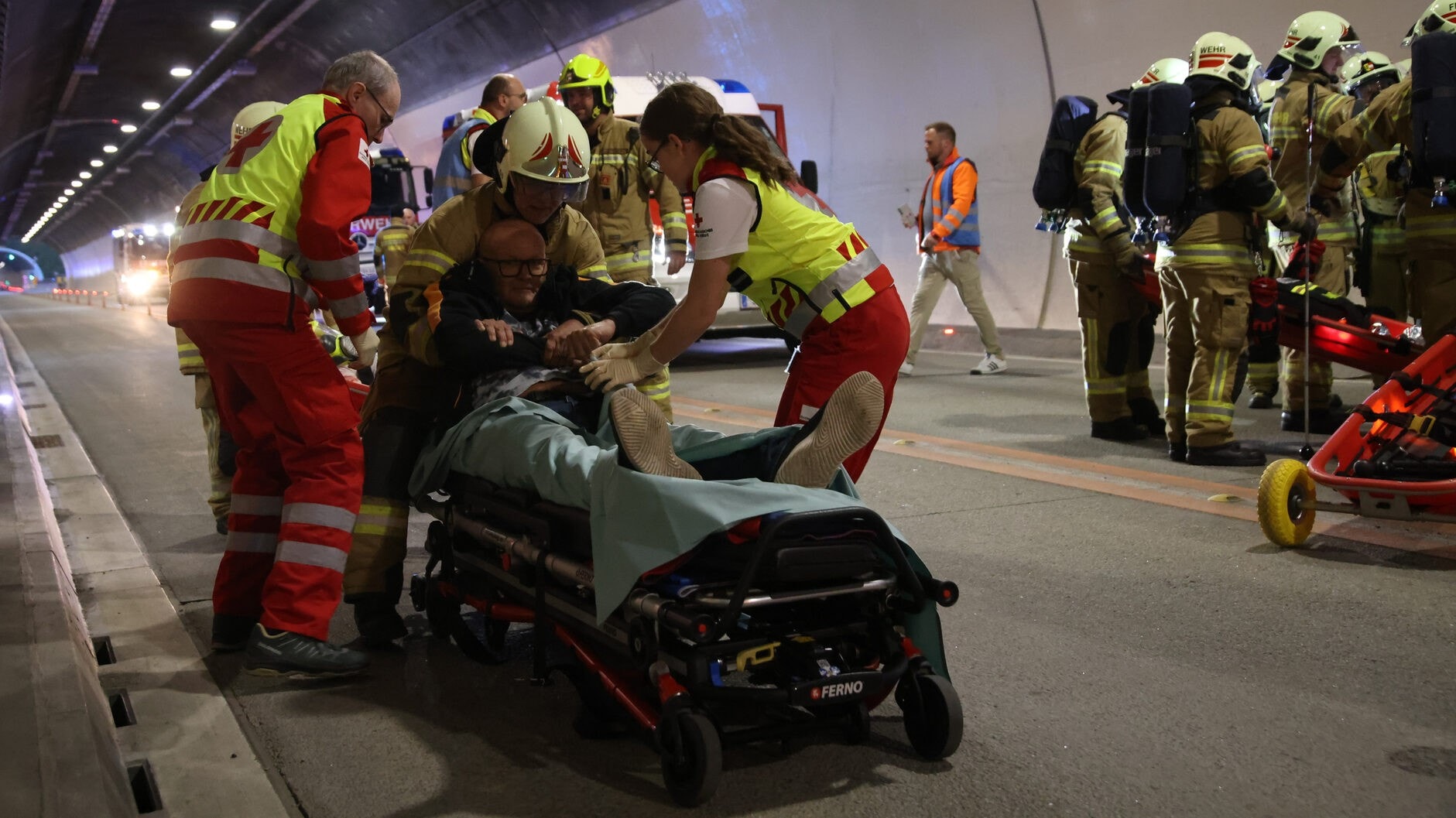 Autobahn gesperrt - Übung auf A10: Wenn der Lkw im Tunnel brennt! | krone.at