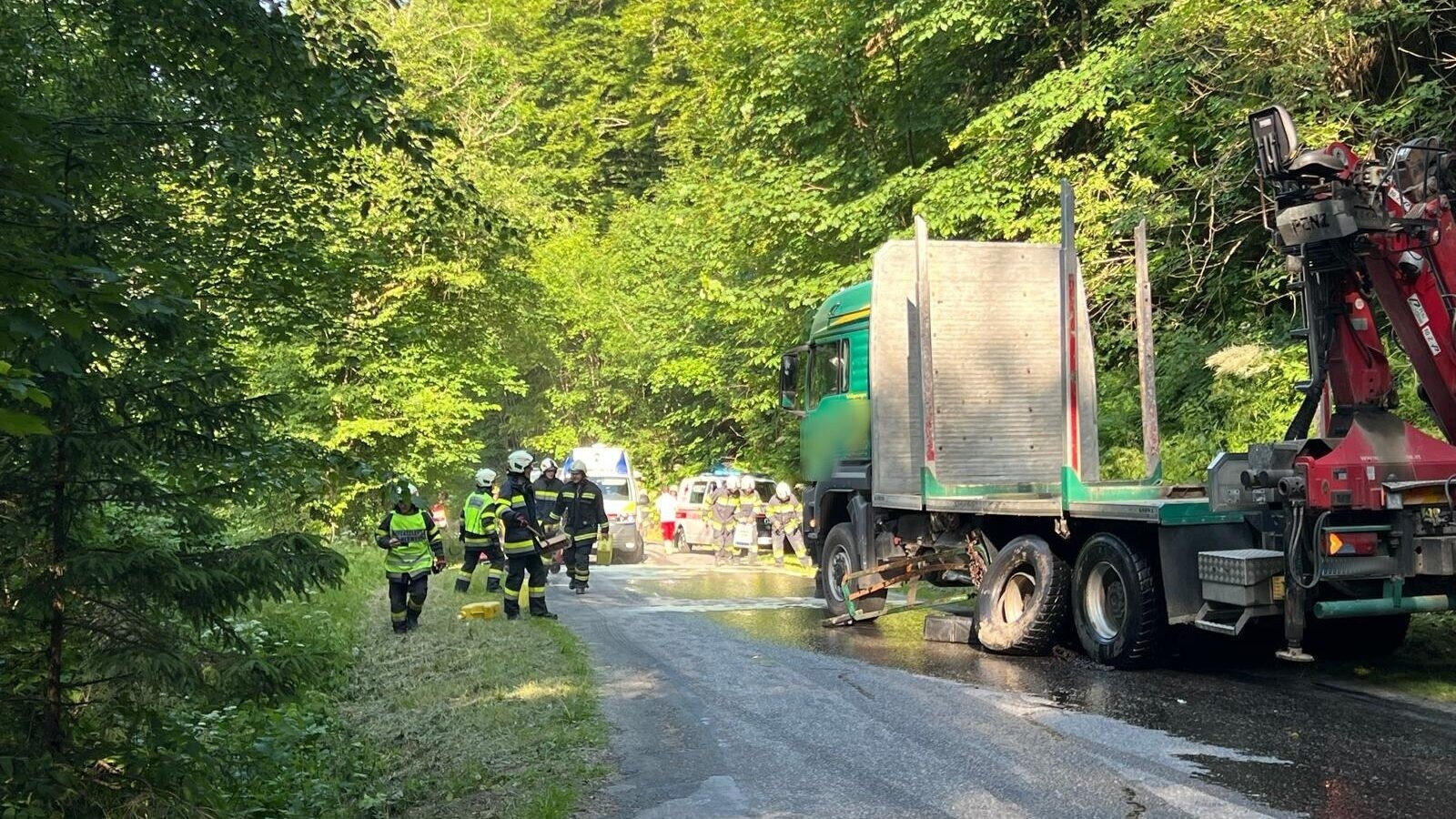 Gegen Lkw gekracht - Alko-Raser baute mit Tochter (8) im Pkw Crash | krone.at