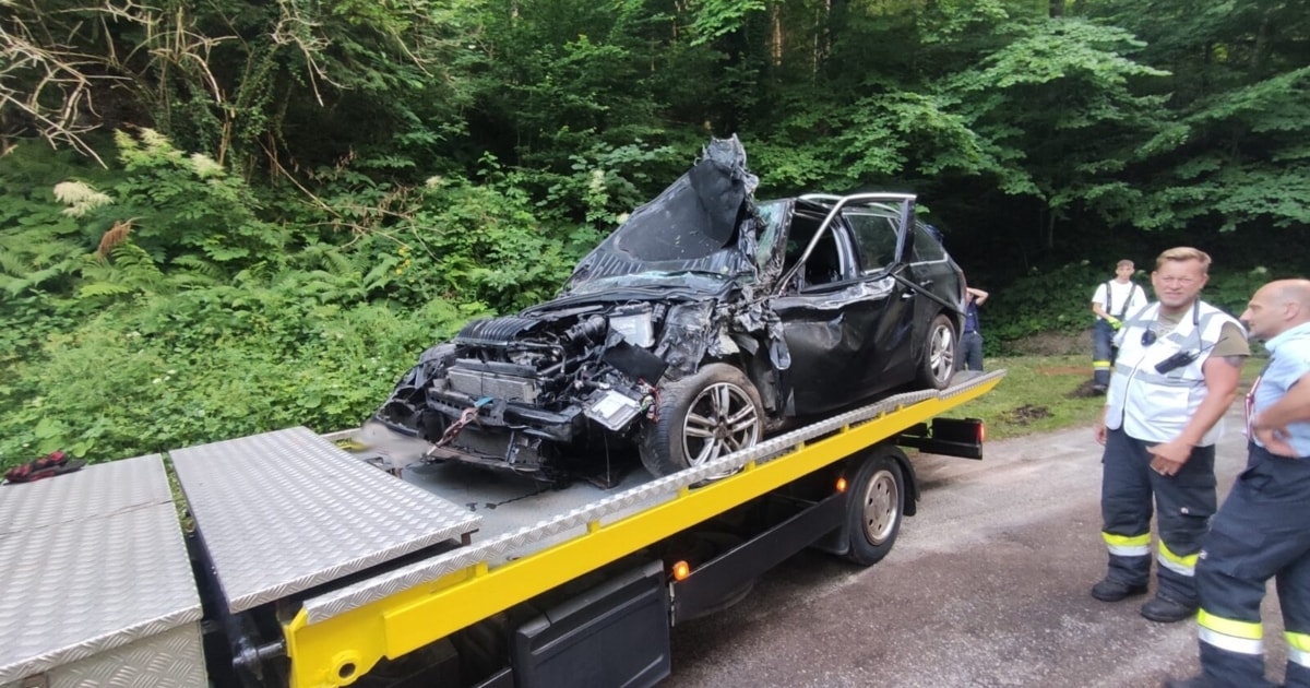 Gegen Lkw gekracht - Alko-Raser baute mit Tochter (8) im Pkw Crash | krone.at