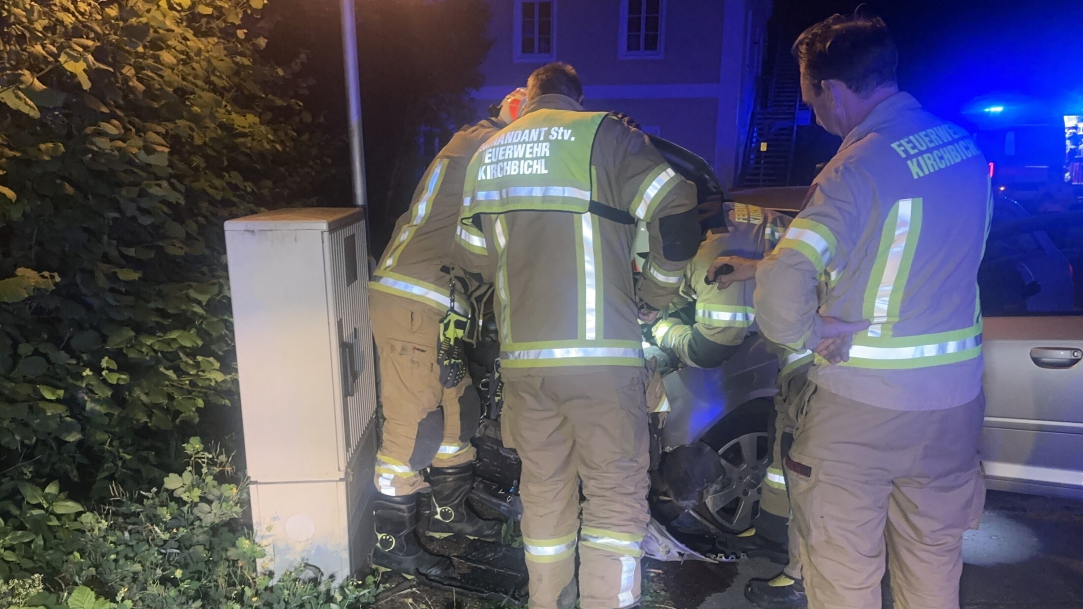 Nächtlicher Unfall - Alko-Lenkerin krachte mit Pkw gegen Stromverteiler | krone.at