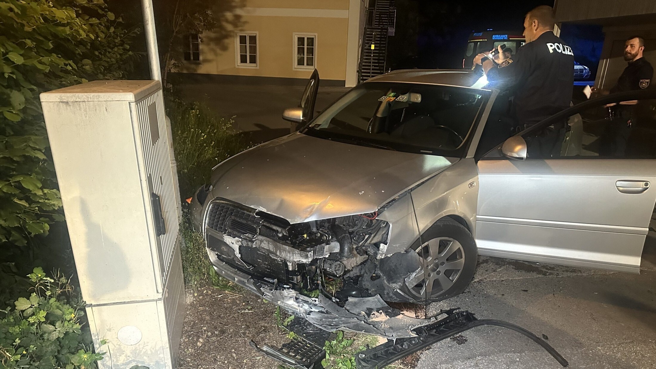 Nächtlicher Unfall - Alko-Lenkerin krachte mit Pkw gegen Stromverteiler | krone.at