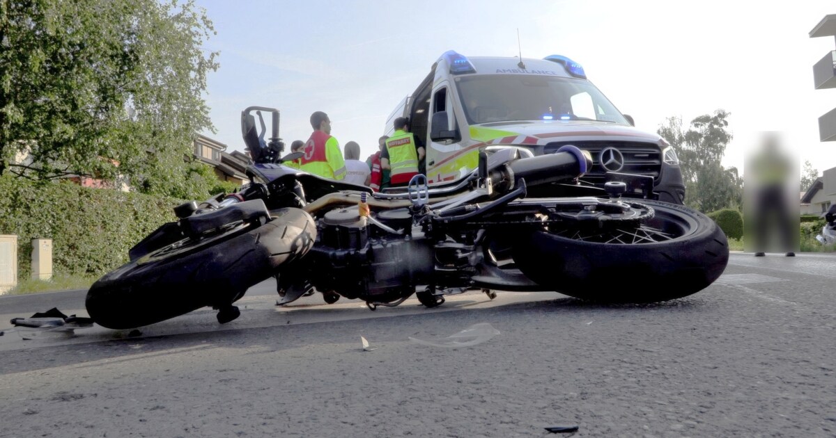 Unfall in Hard - Fehleinschätzung: Pkw schneidet Biker den Weg ab | krone.at