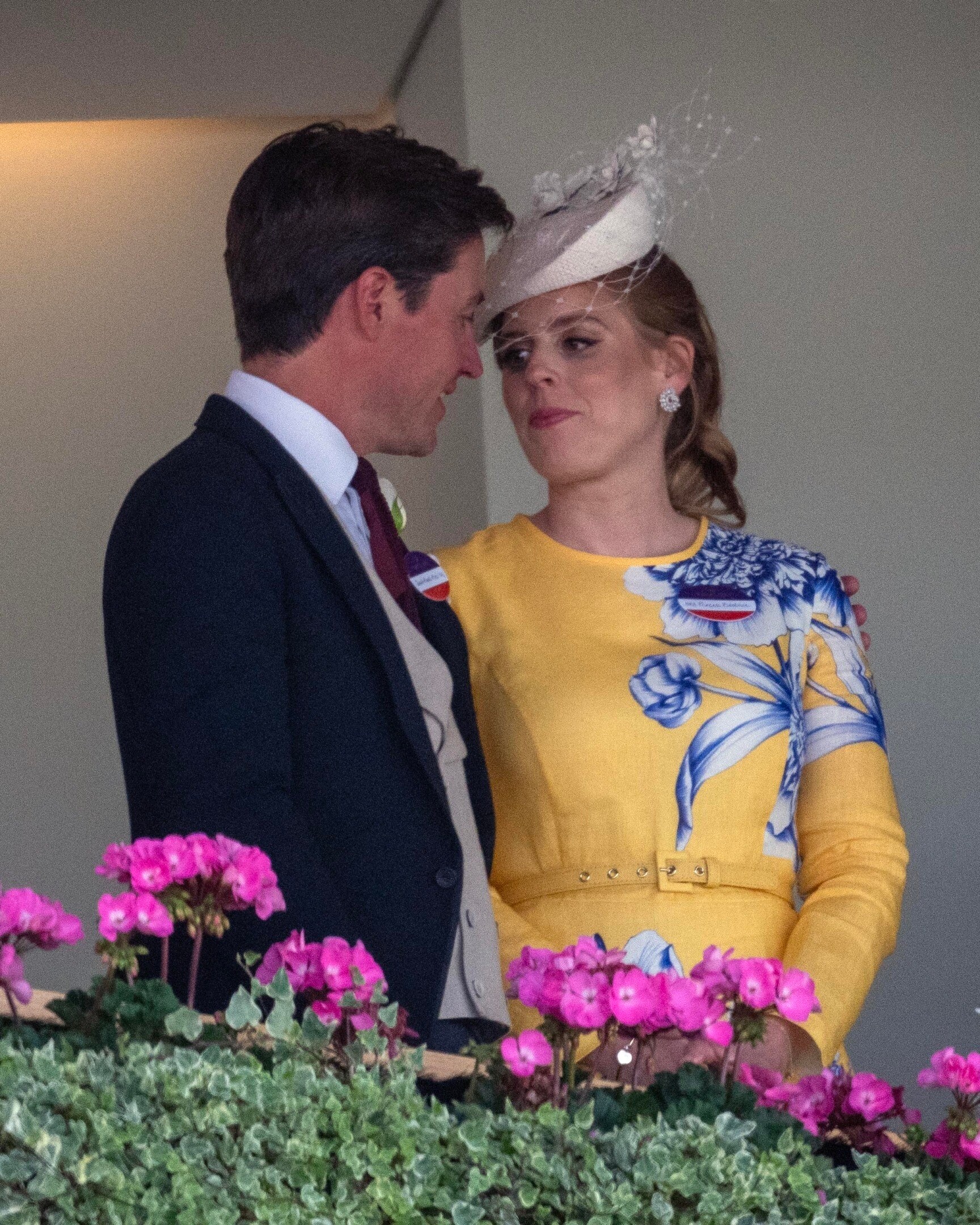Kuss und tiefe Blicke - Prinzessin Beatrice zeigt Liebes-Glück in Ascot ...