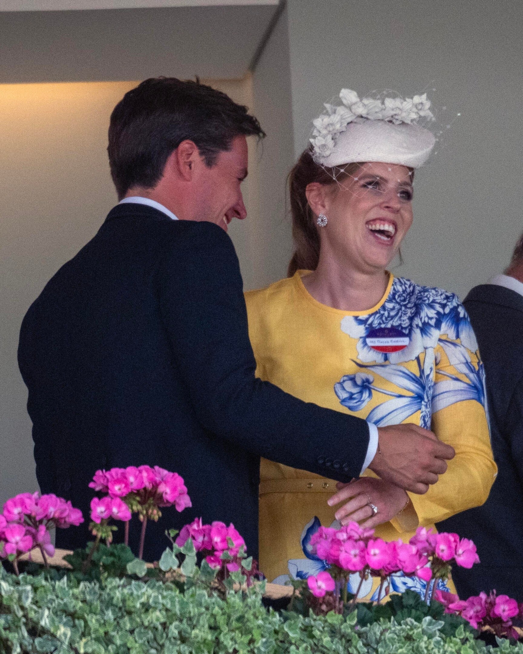 Kuss und tiefe Blicke - Prinzessin Beatrice zeigt Liebes-Glück in Ascot ...