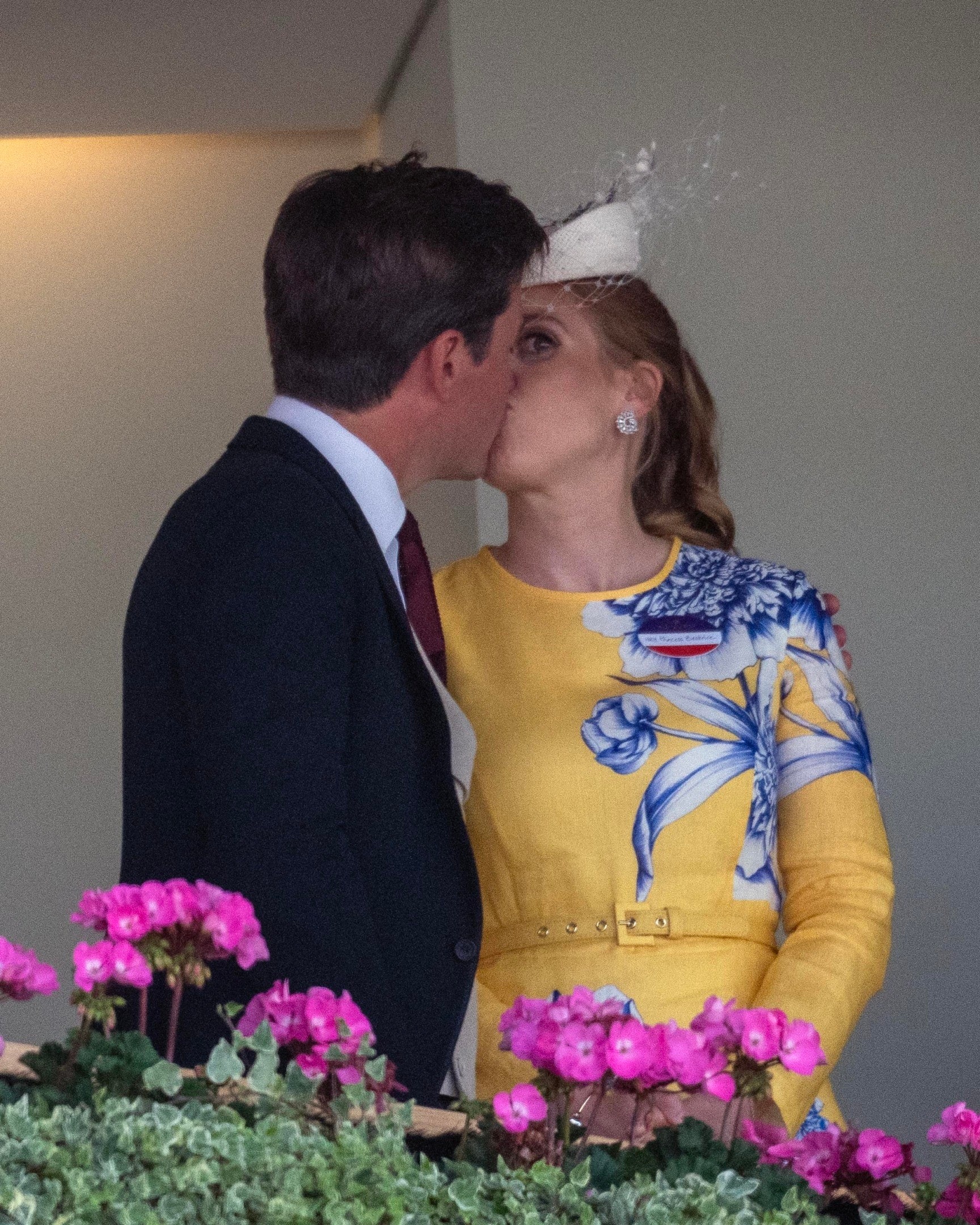 Kuss und tiefe Blicke - Prinzessin Beatrice zeigt Liebes-Glück in Ascot ...