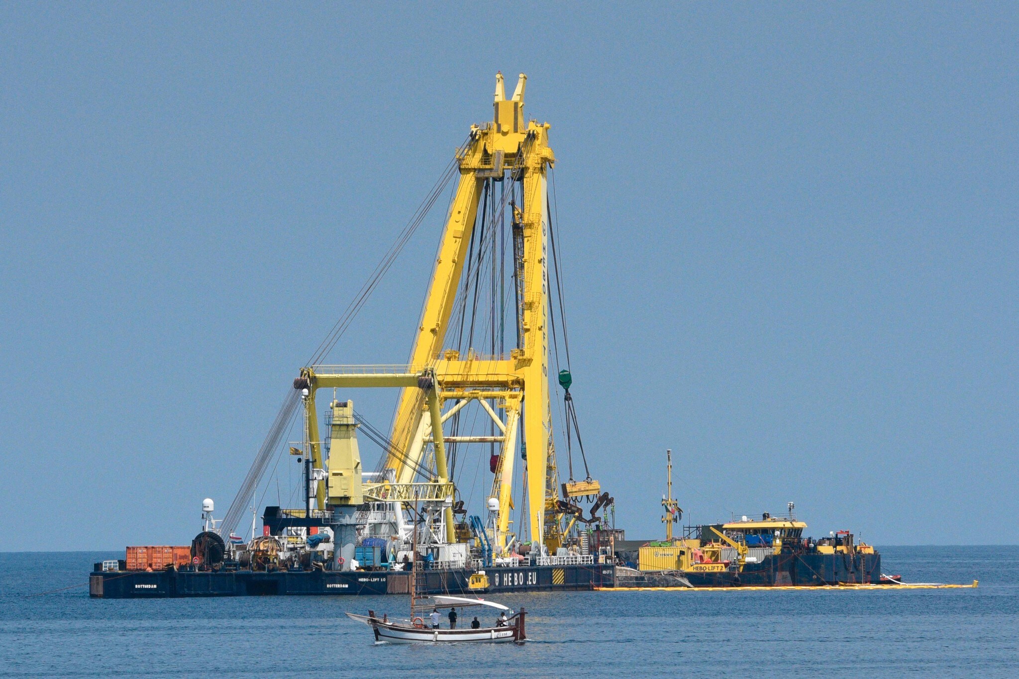 Enormer Aufwand - Bergung der Bayesian: Rumpf ist wieder über Wasser ...
