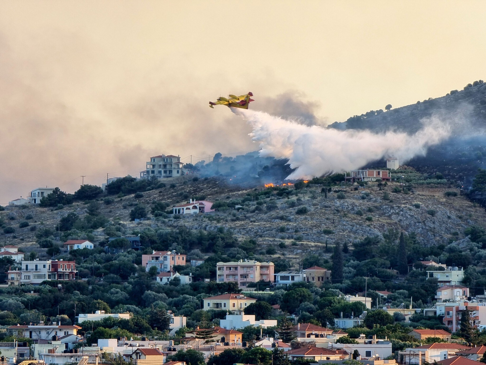 Vermutlich gelegt - Großbrand auf griechischer Insel – 16 Orte geräumt | krone.at