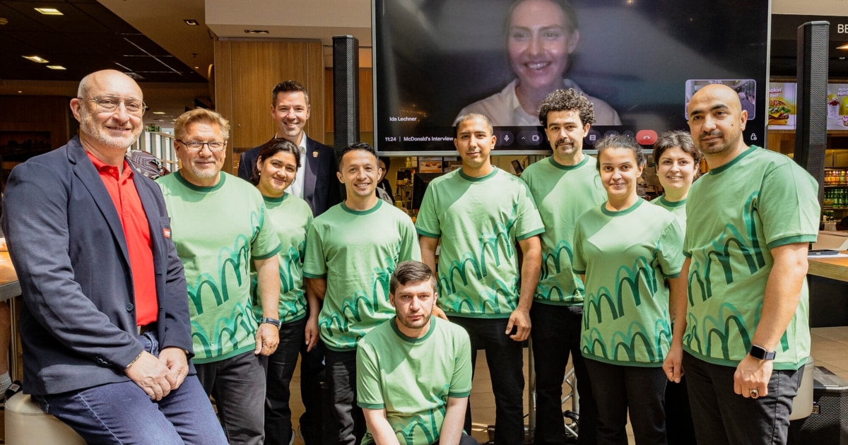 McDonald‘s-Mitarbeiter - Neue Crew-Uniform dank Innsbrucker Modeschule ...