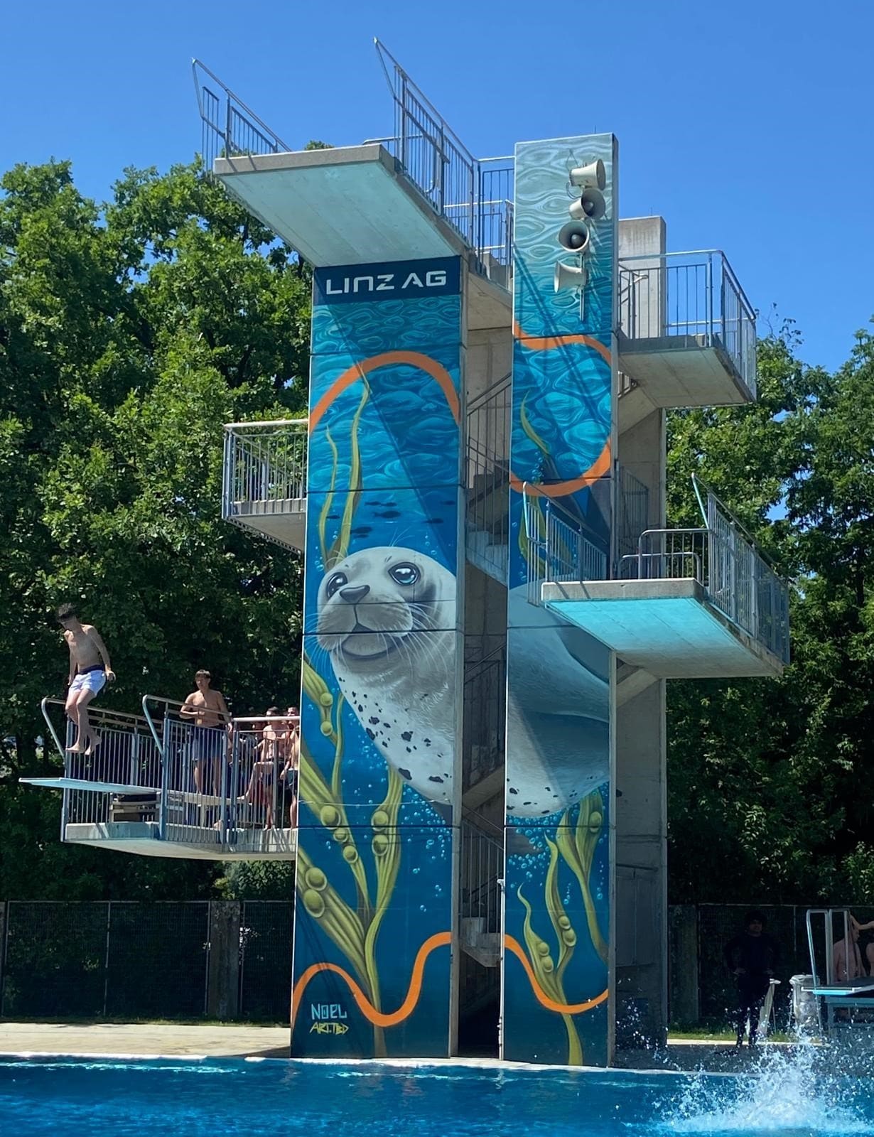 Graffiti am Sprungturm - Im Linzer Parkbad „schwimmt“ eine riesige ...