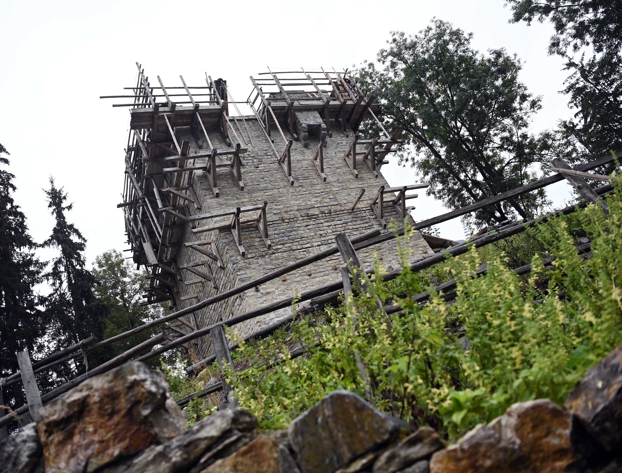 66 Helfer im Einsatz - Feuer bei Burg in Friesach: Jugendliche ...