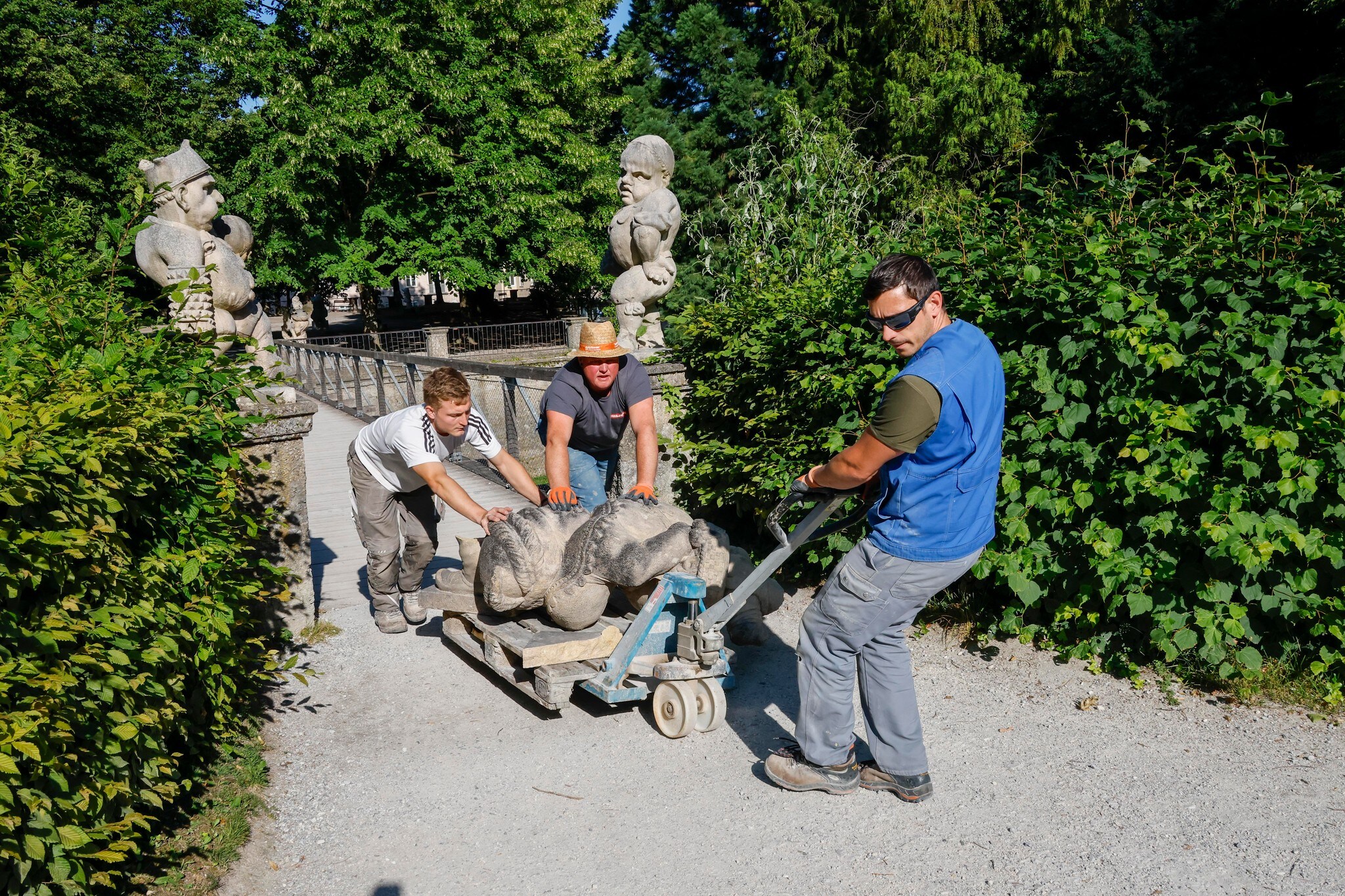 Nach Vandalenakt: - Zerstörter Zwerg ist auf dem Weg zum Steindoktor ...