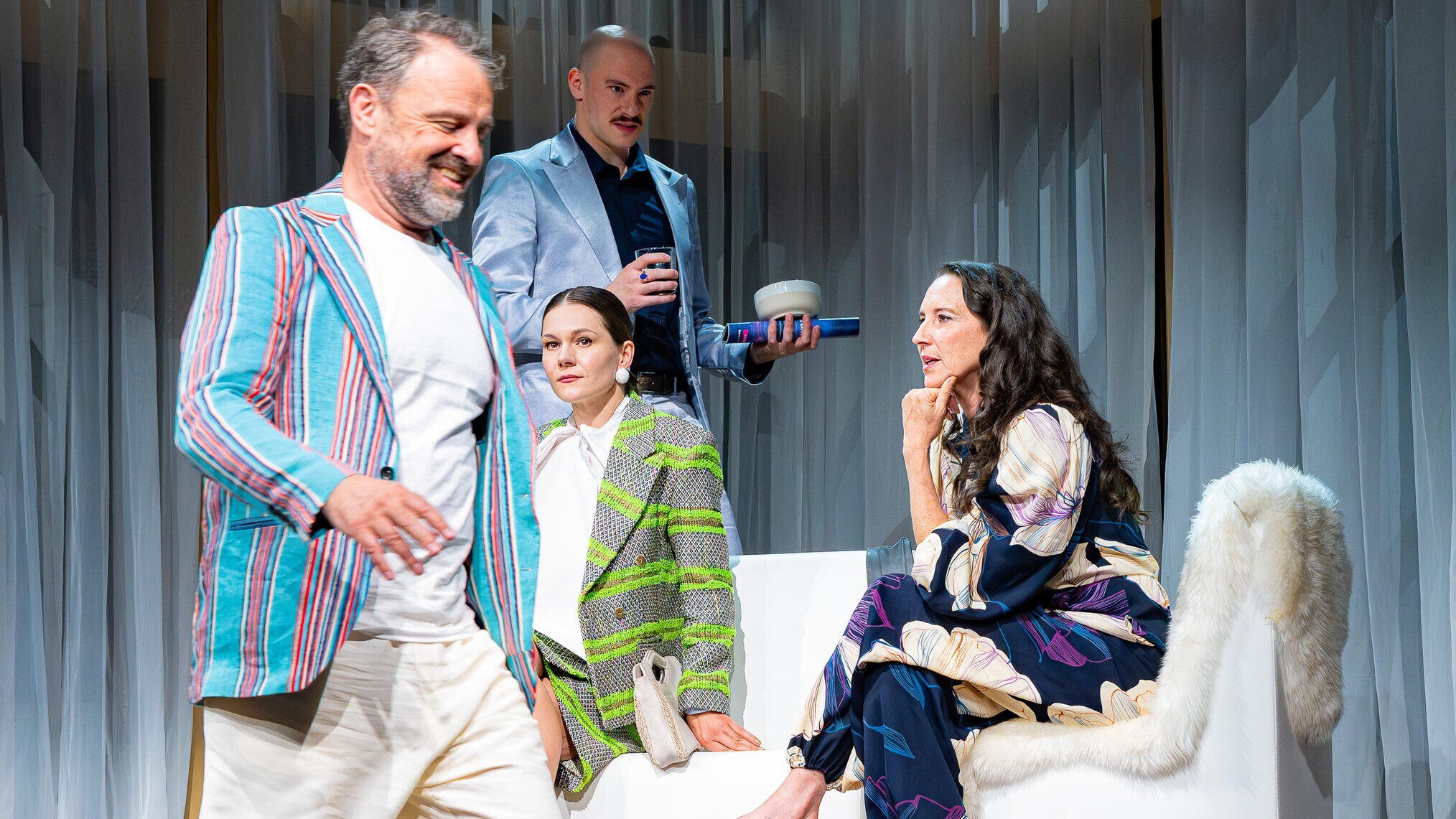 Reichenau-Premiere - „Gottes Gemetzel“ mit Tim Werths am Fuße der Rax ...