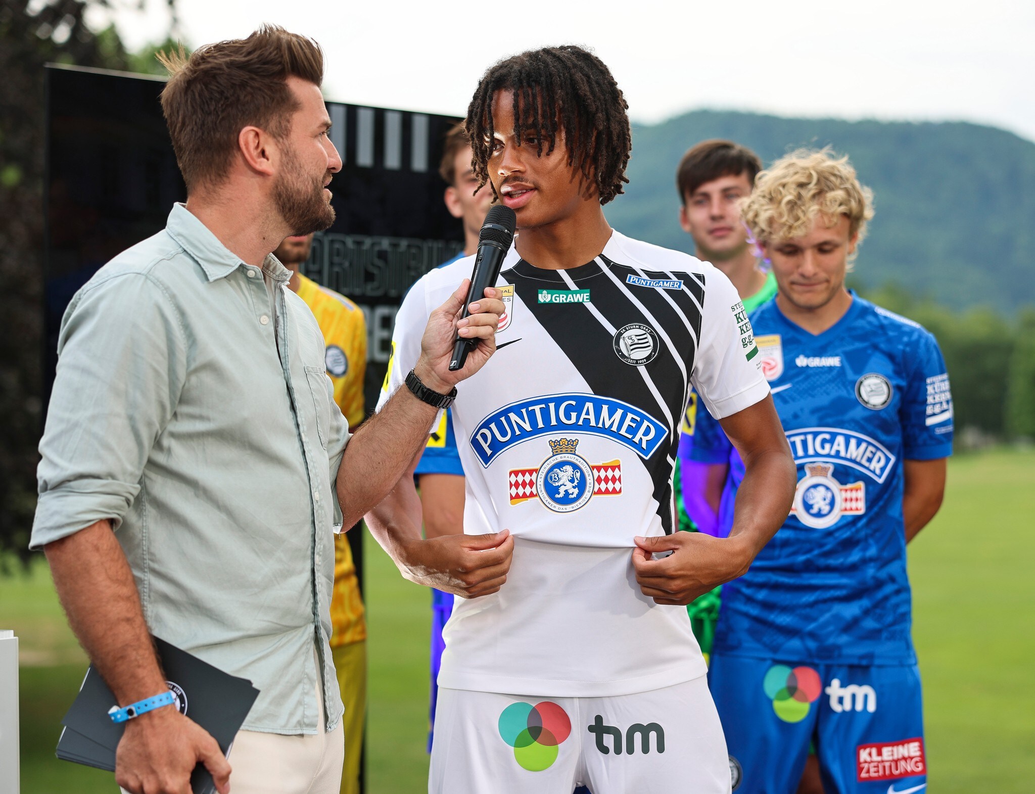 Zeigt her eure Wäsch‘ - Meister Sturm trat erstmals in neuen Dressen ...