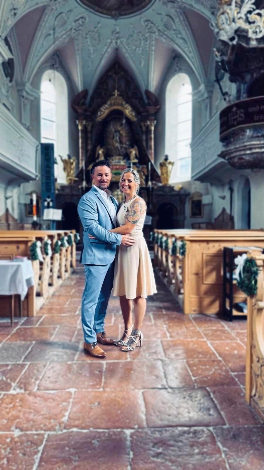 Histoire candauliste greeted by a attractive girl with a