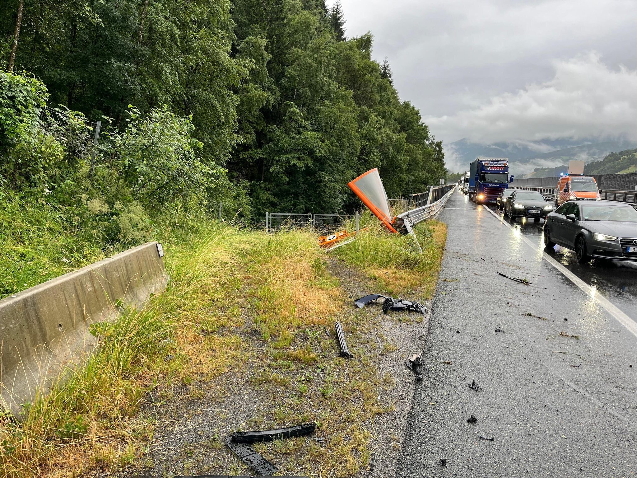 Zwei Busse, zwei Autos - Massencrash auf A 10: Fünf Verletzte bei Unfall | krone.at