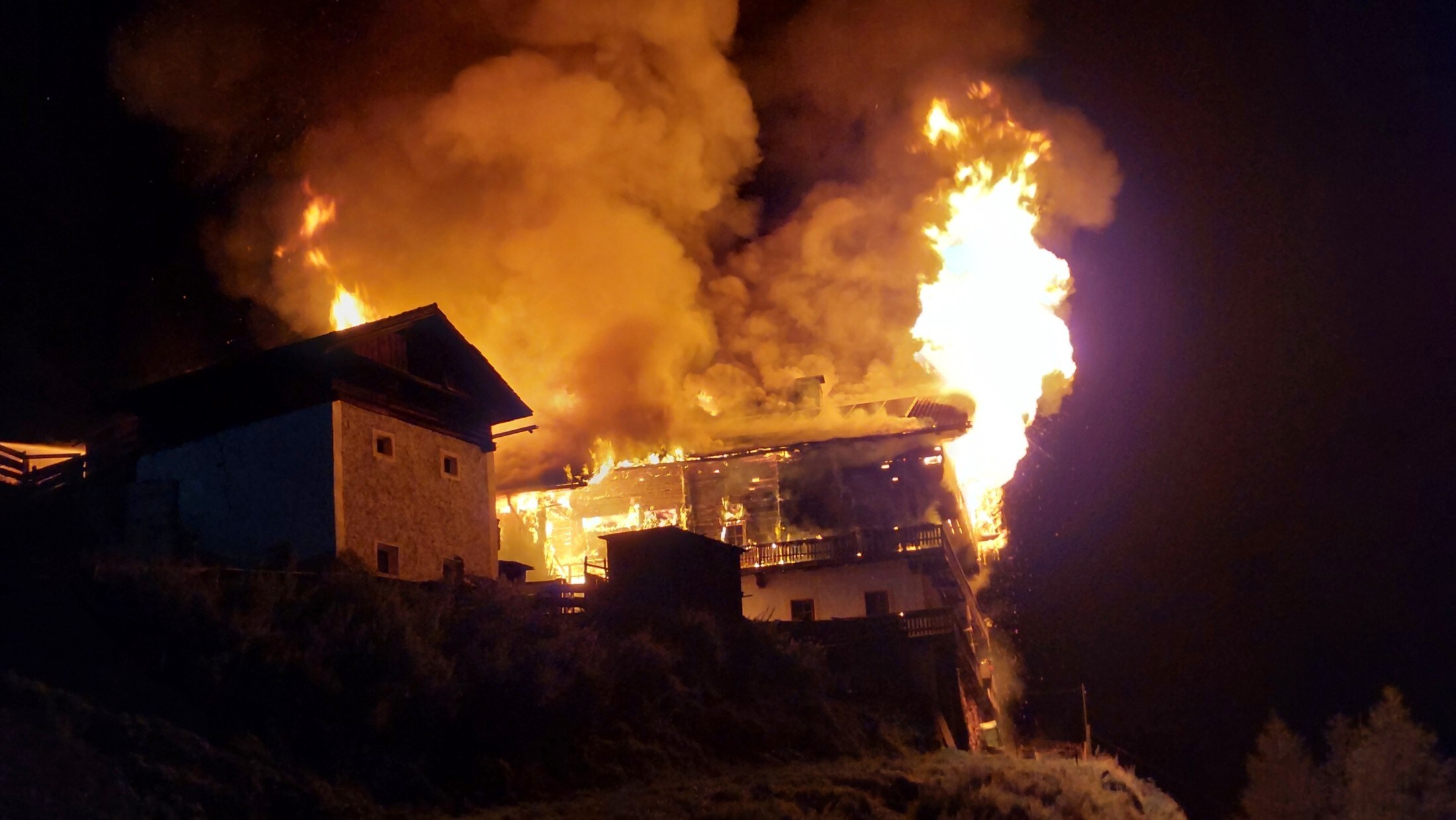 Serie geht weiter - Schon wieder! Bauernhof bei Feuerinferno zerstört ...
