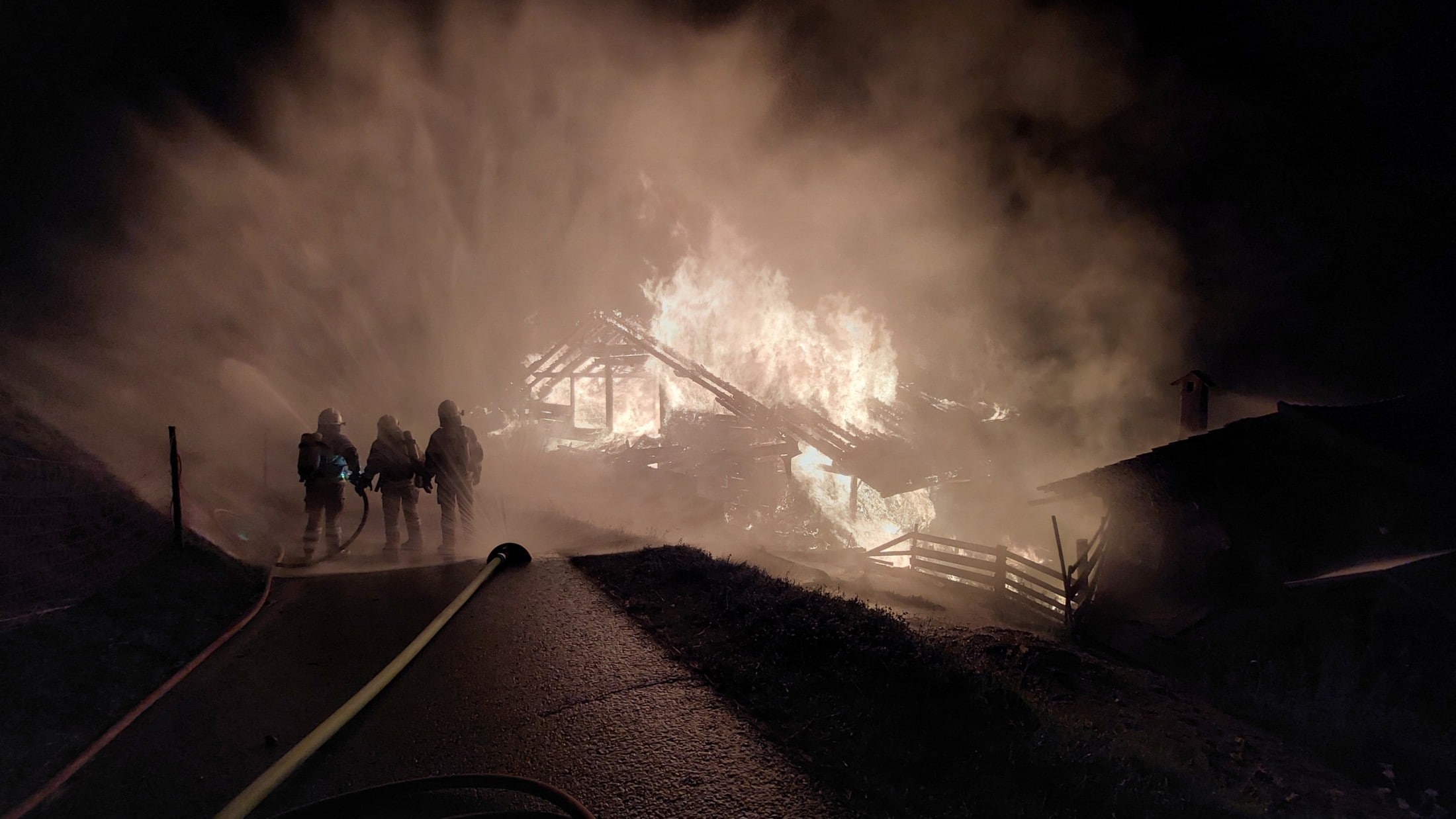 Serie geht weiter - Schon wieder! Bauernhof bei Feuerinferno zerstört ...