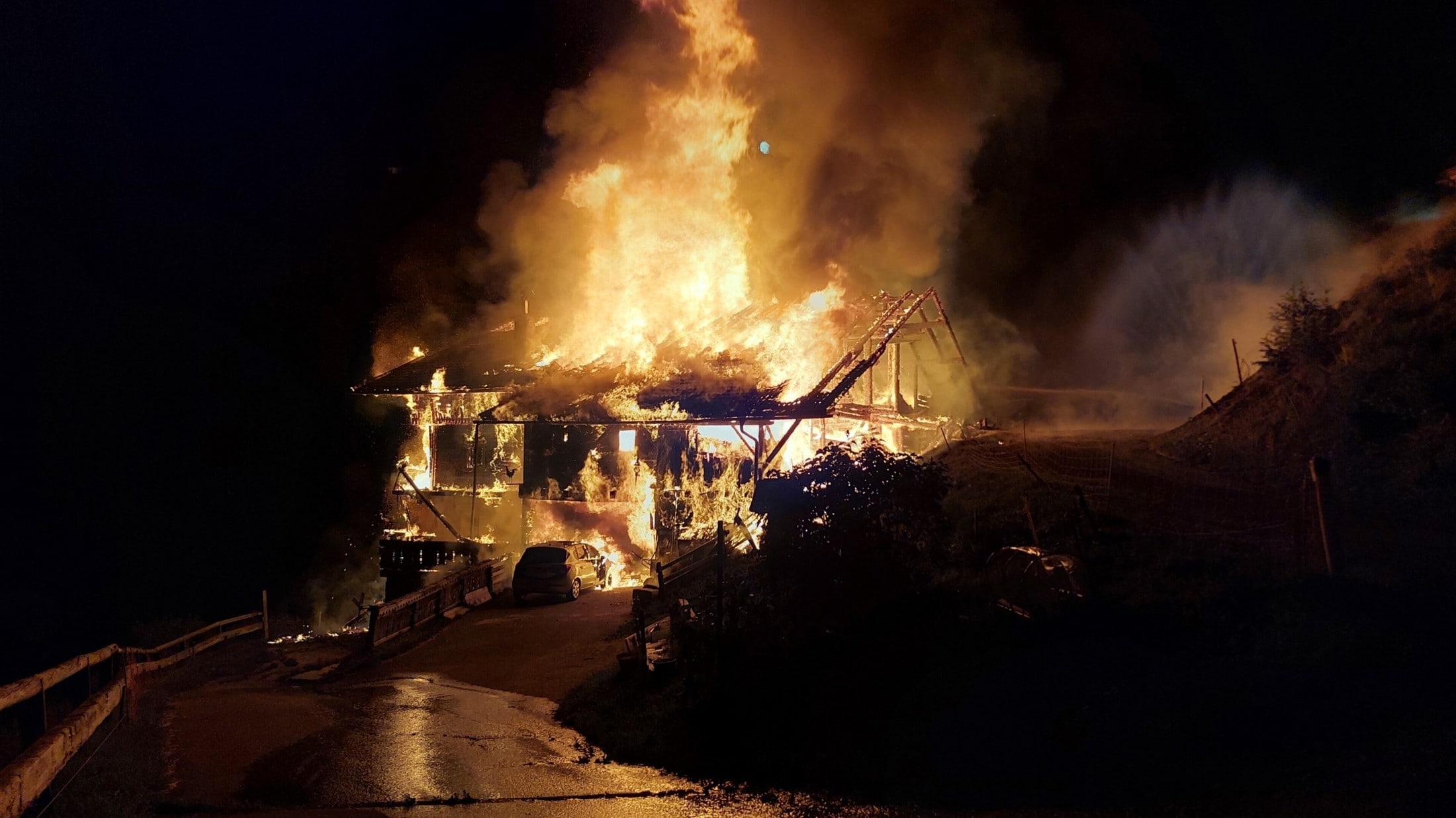 Serie geht weiter - Schon wieder! Bauernhof bei Feuerinferno zerstört ...
