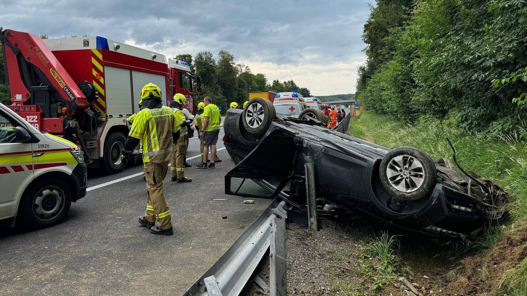 Im Graben gelandet - Auto überschlägt sich auf A2: Vier Männer verletzt ...