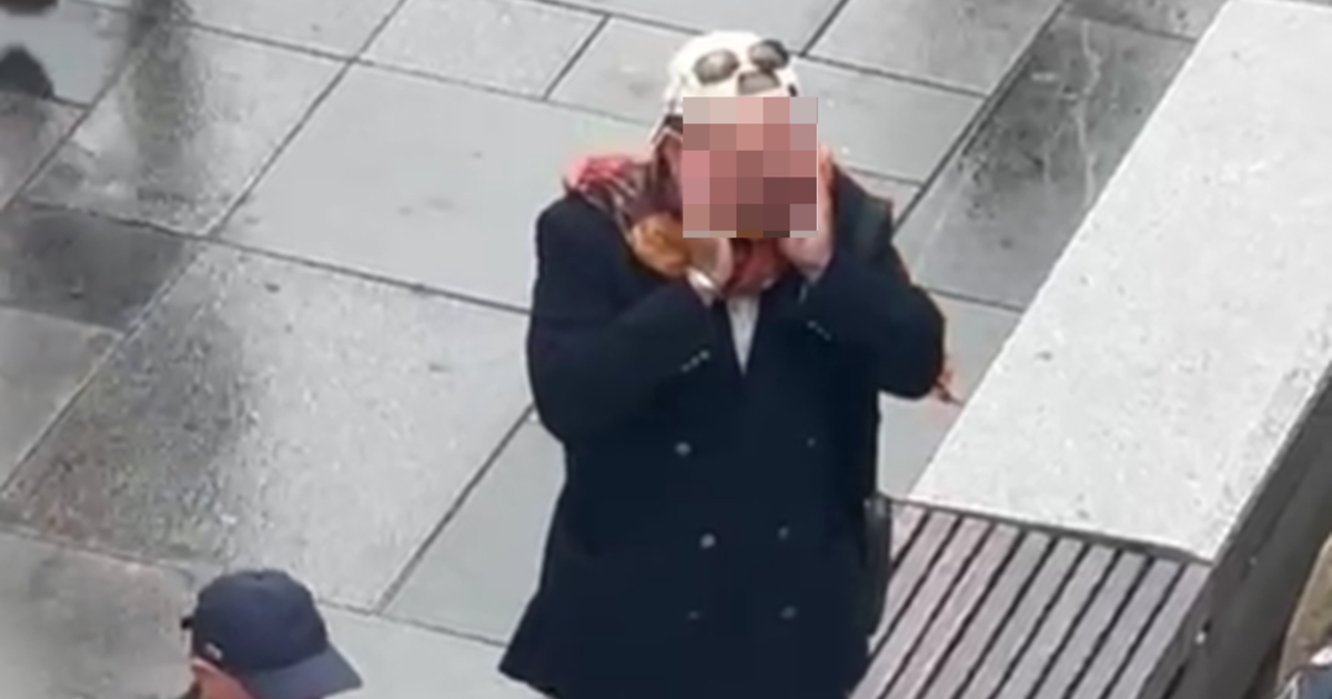 Tanzend im Regen - Singender Mann sorgt vor Stephansdom für Aufsehen ...