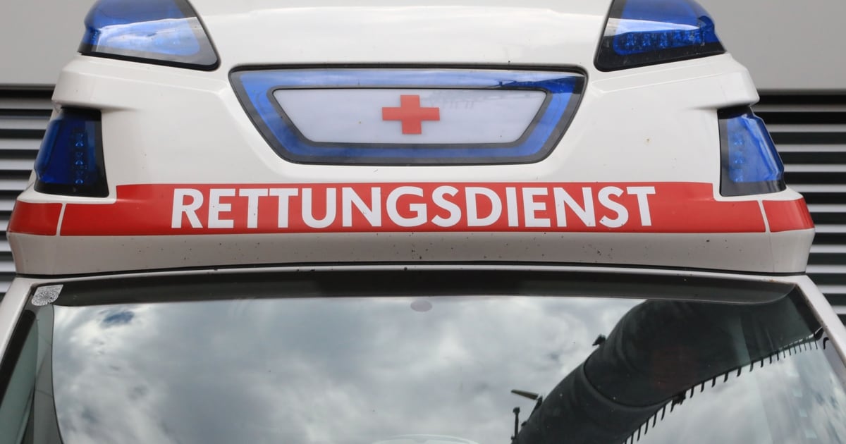 Passantin verletzt - Bremse & Gas verwechselt: Auto krachte in Geschäft ...