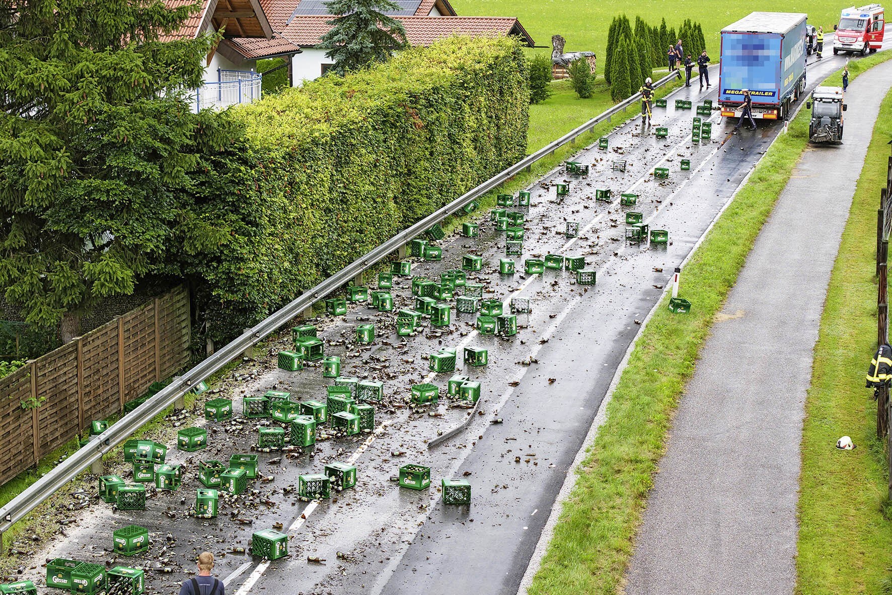 Scherbenmeer in OÖ - Ewig schade: Bierlaster streute 4800 Flaschen aus ...