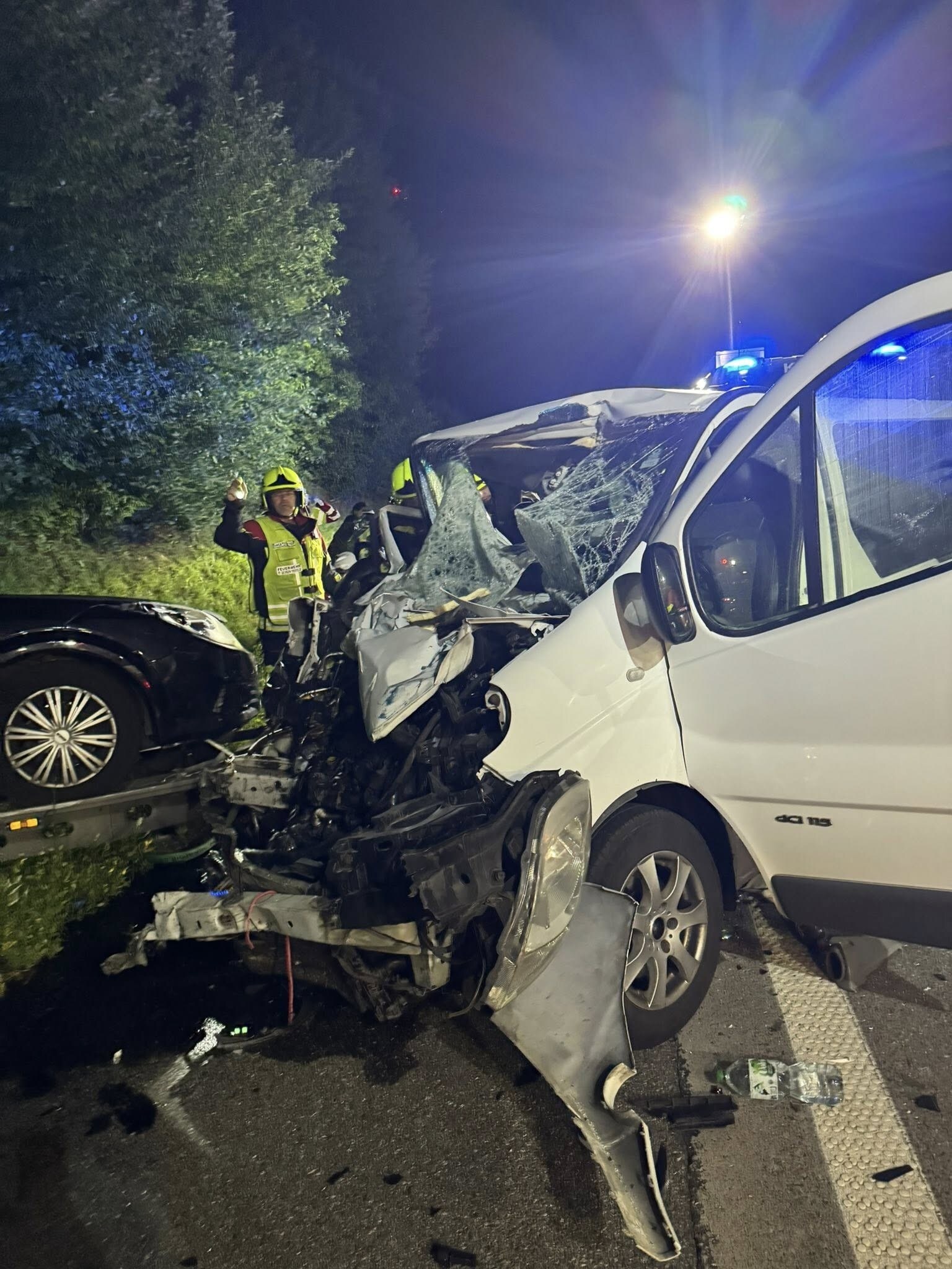 11 Personen involviert - Schwerer Unfall auf A1: Person in Auto eingeklemmt | krone.at