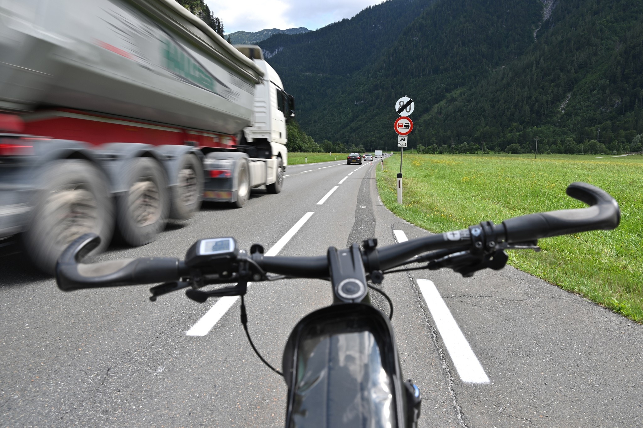 Radweg auf B 311 - Radler: „Lieber einen Stein am Schädel als DAS ...