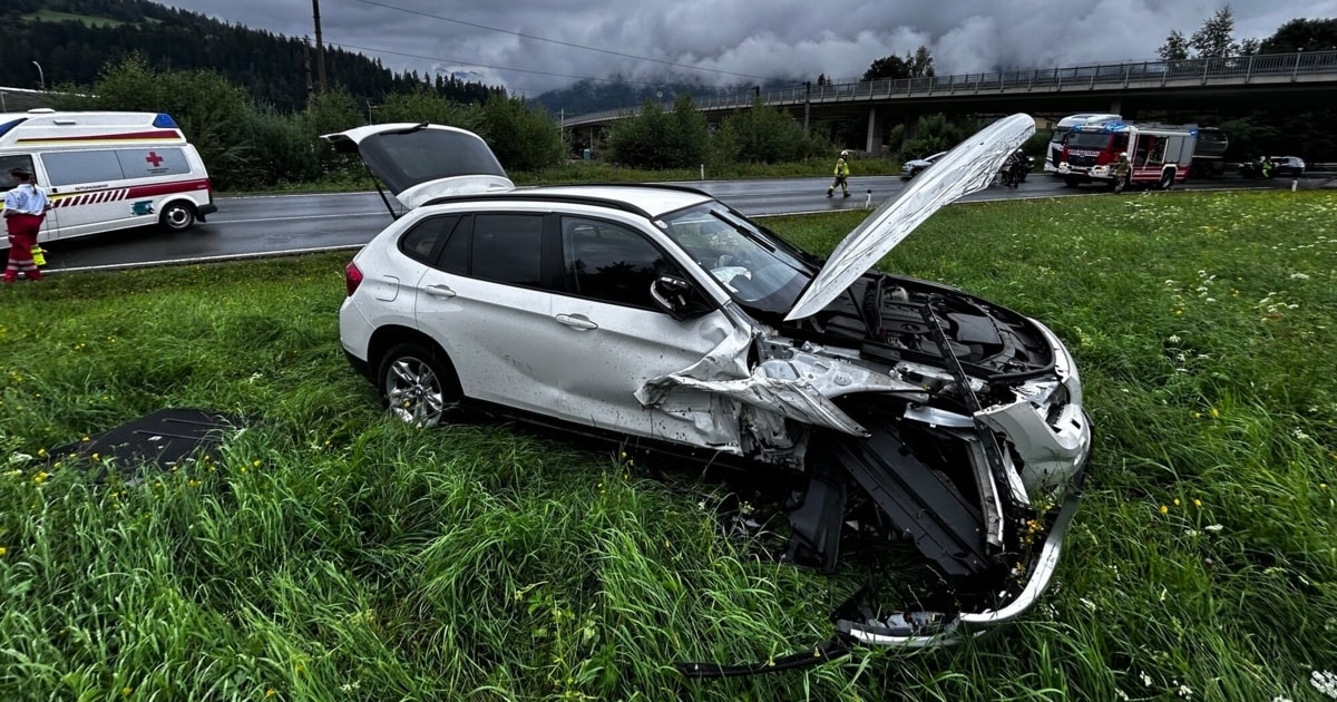 Zweistündige Sperre - Zwei Verletzte bei Unfall auf Kreuzung im Pongau | krone.at