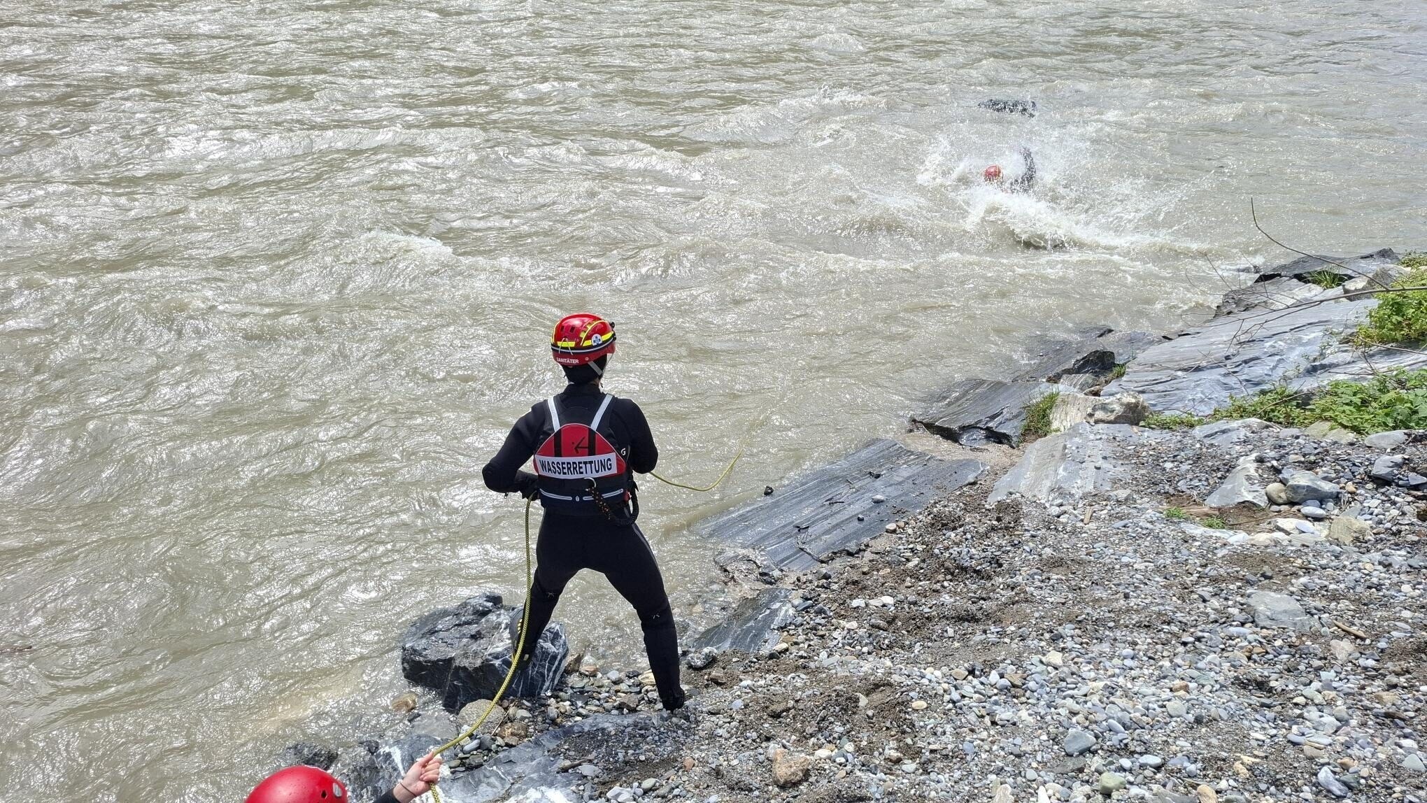 Wasserrettungseinsatz - Privates Raftingboot kenterte auf der Salzach ...