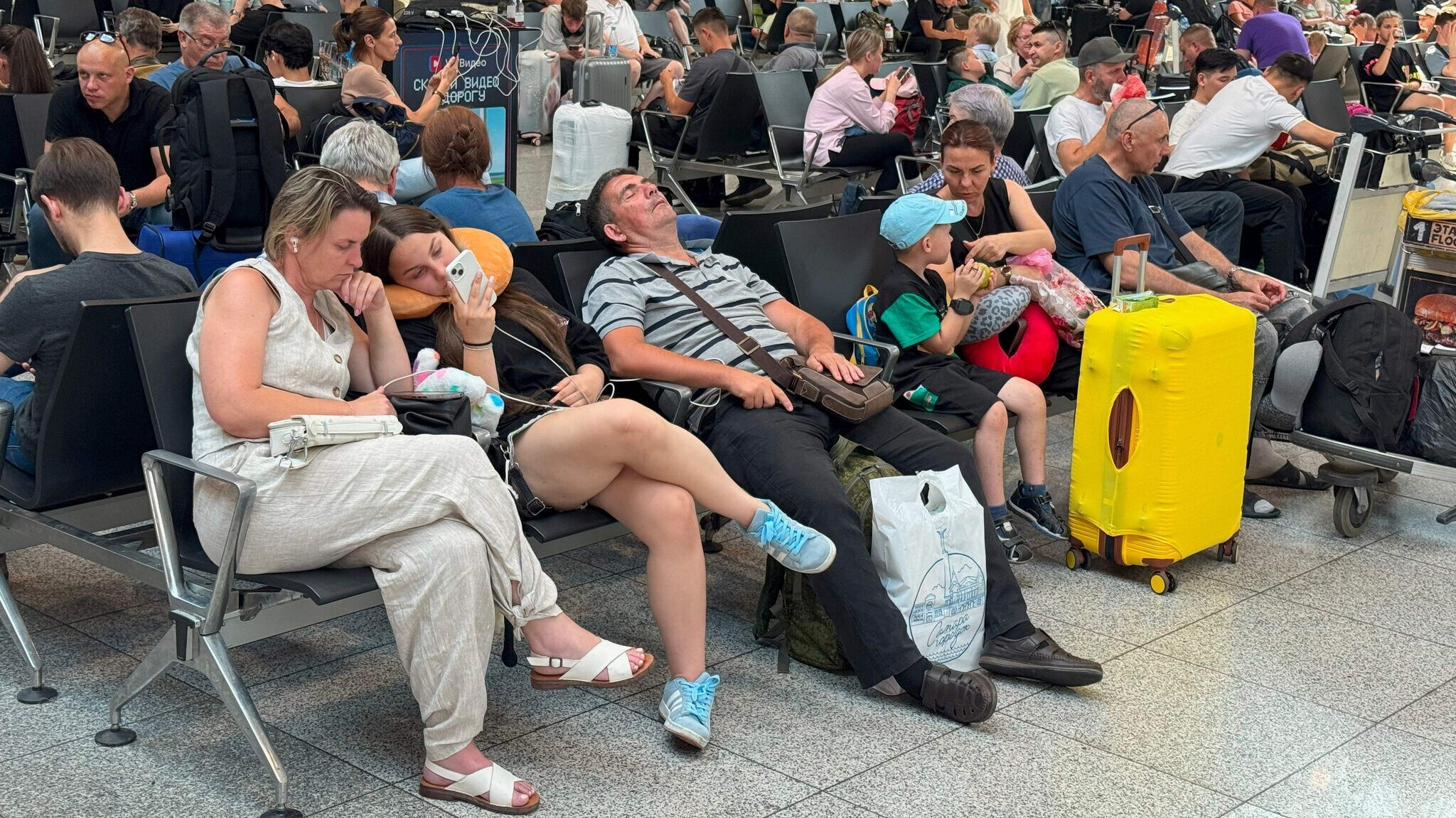 Kampfdrohnen am Himmel - Ukraine-Angriffe: Viele Flugausfälle in ...