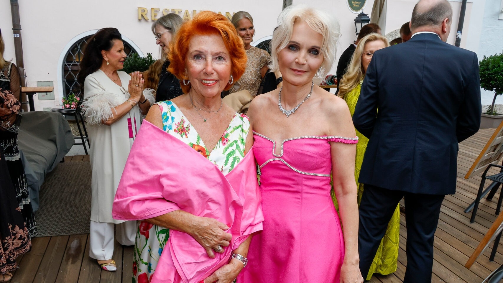 Bei Festspielpremiere - Ex-Kanzlerin Merkel auf (fast) geheimer Mission ...