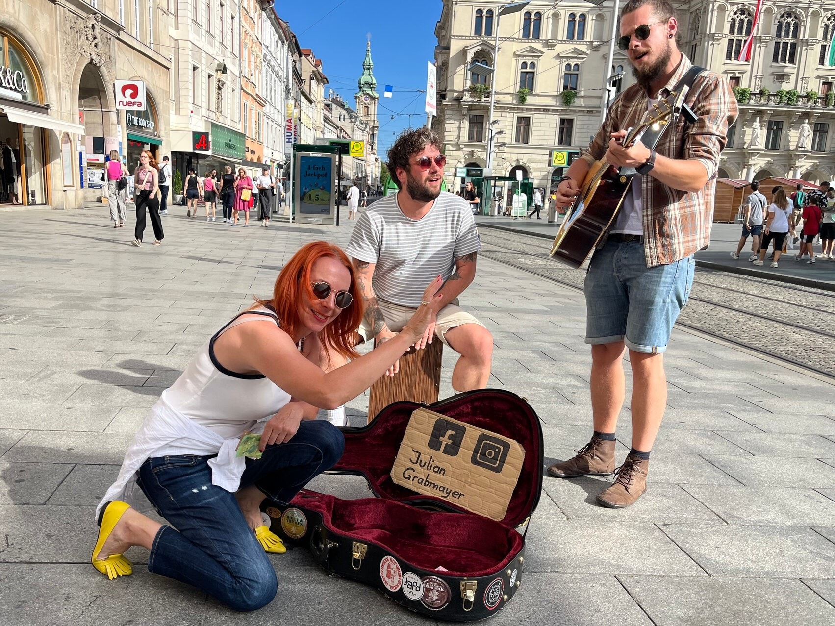 Zwei Musiker auf Tour - Zurück auf die Straße statt Gig vor 60.000 Fans ...