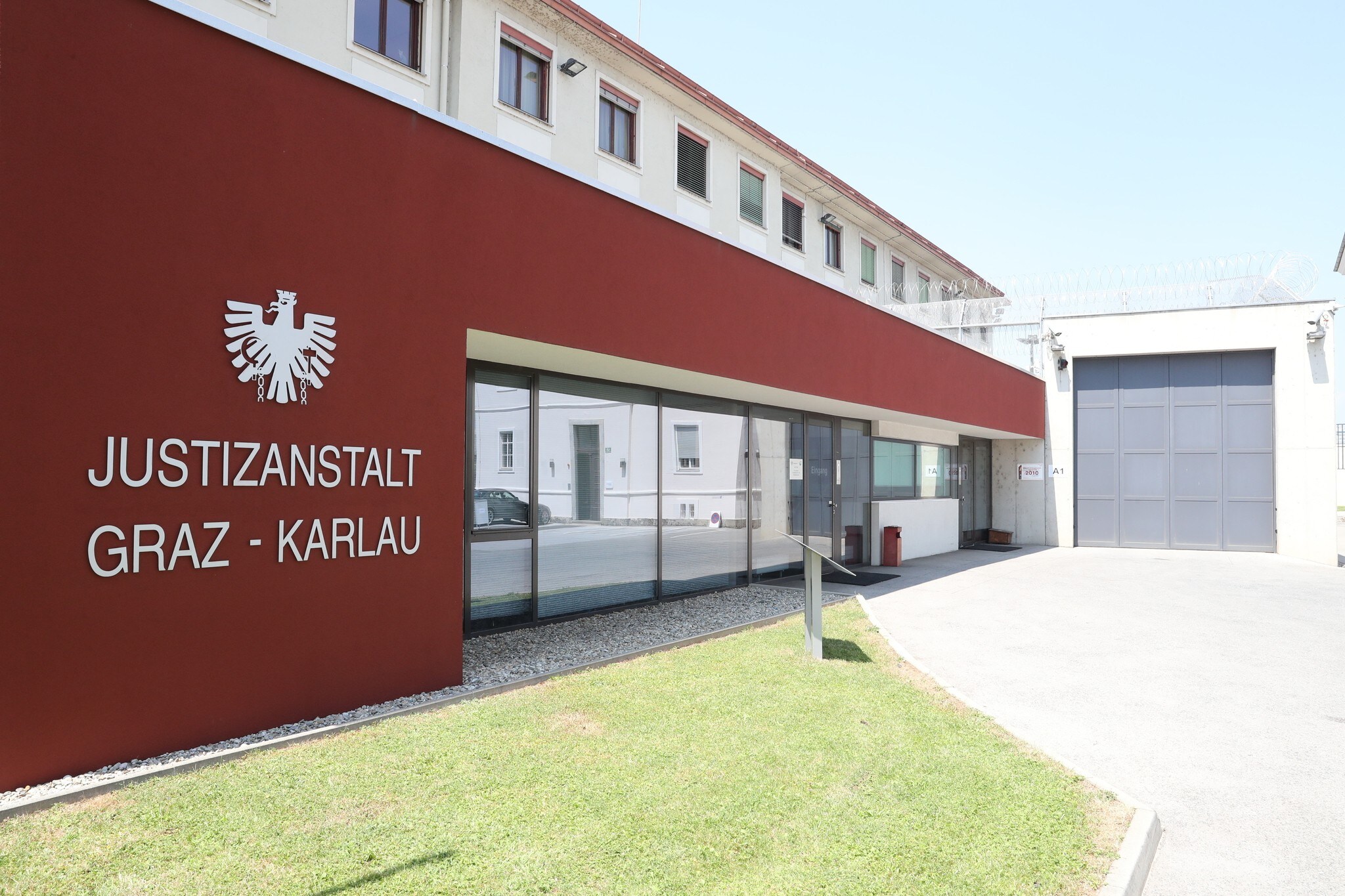 Zehn Jahre drohen - Nach Straftat: Muss Mörder wieder ins Gefängnis ...
