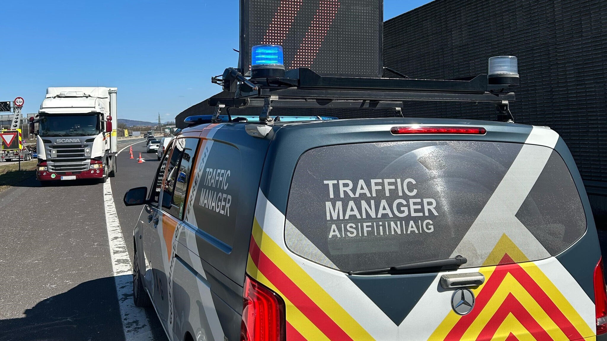 Pkw krachte hinein - Fahrer verlor einen Traktor auf der Autobahn ...