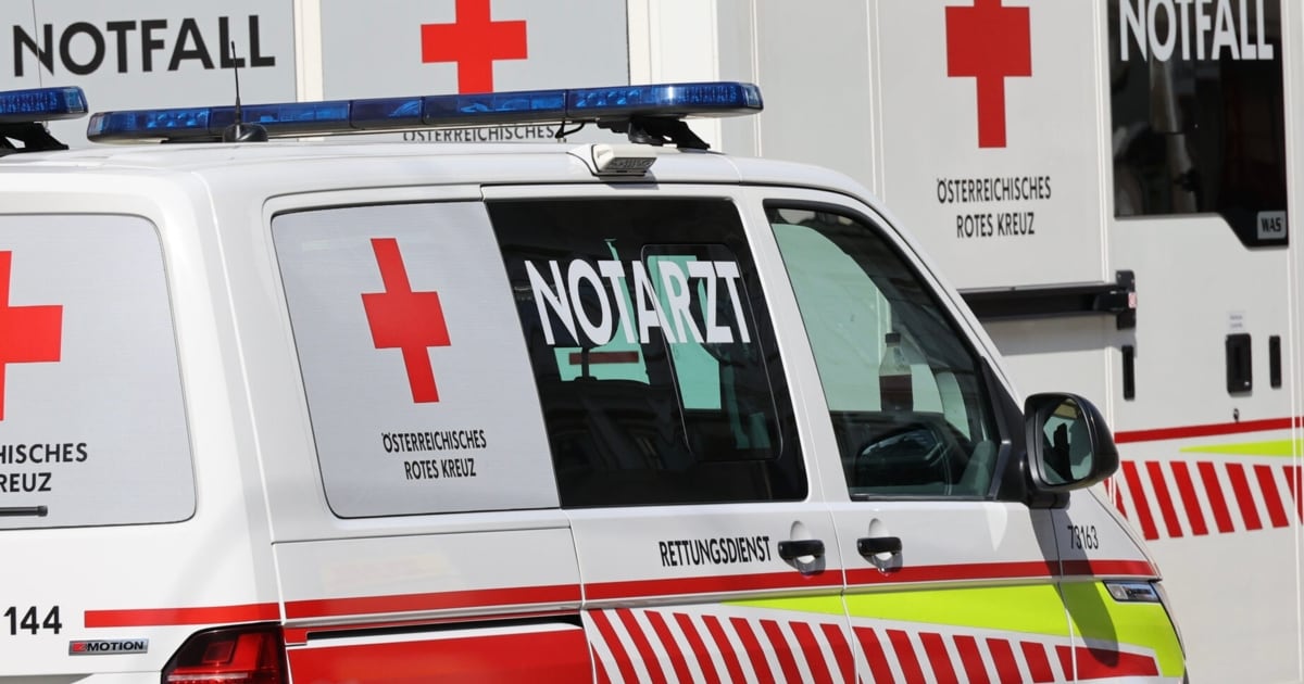 Schwerer Unfall - Arbeiter (63) stürzt vom Dach: Lebensgefahr | krone.at