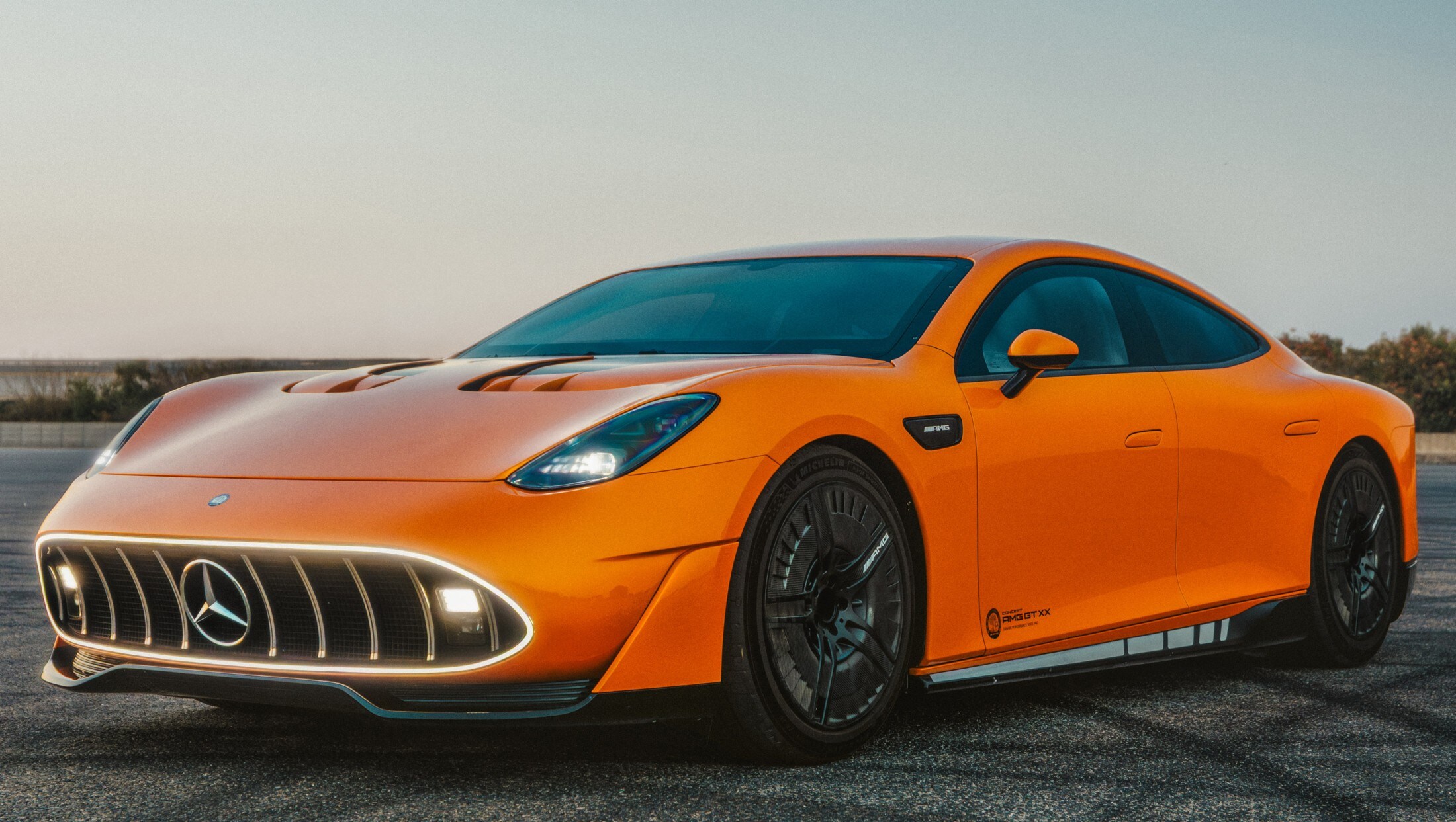 Mit 300 km/h - AMG-Rekord in Nardo: In acht Tagen um die Welt | krone.at